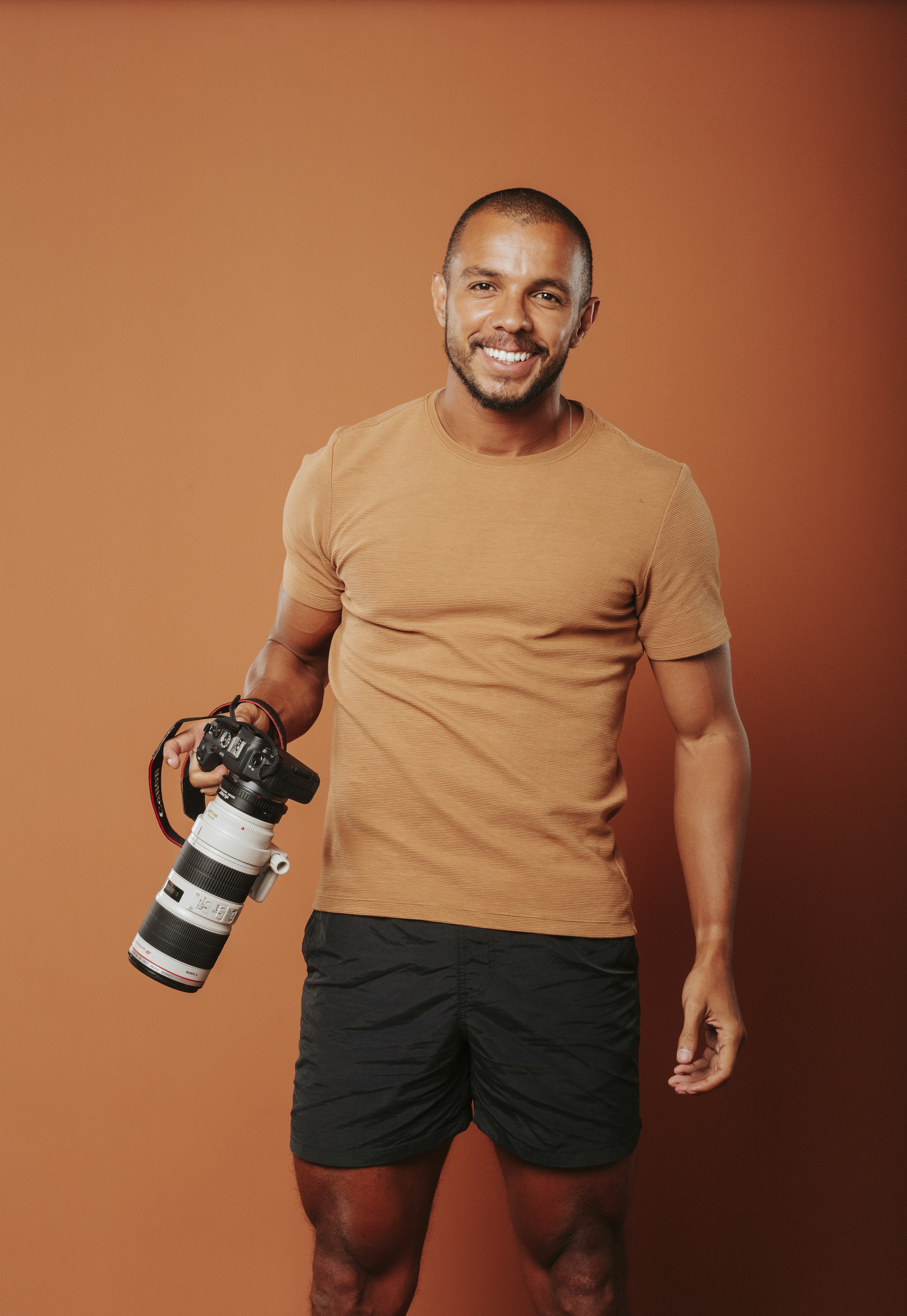 Warm Focus, Bold Presence: Studio Portrait with a Telephoto Lens