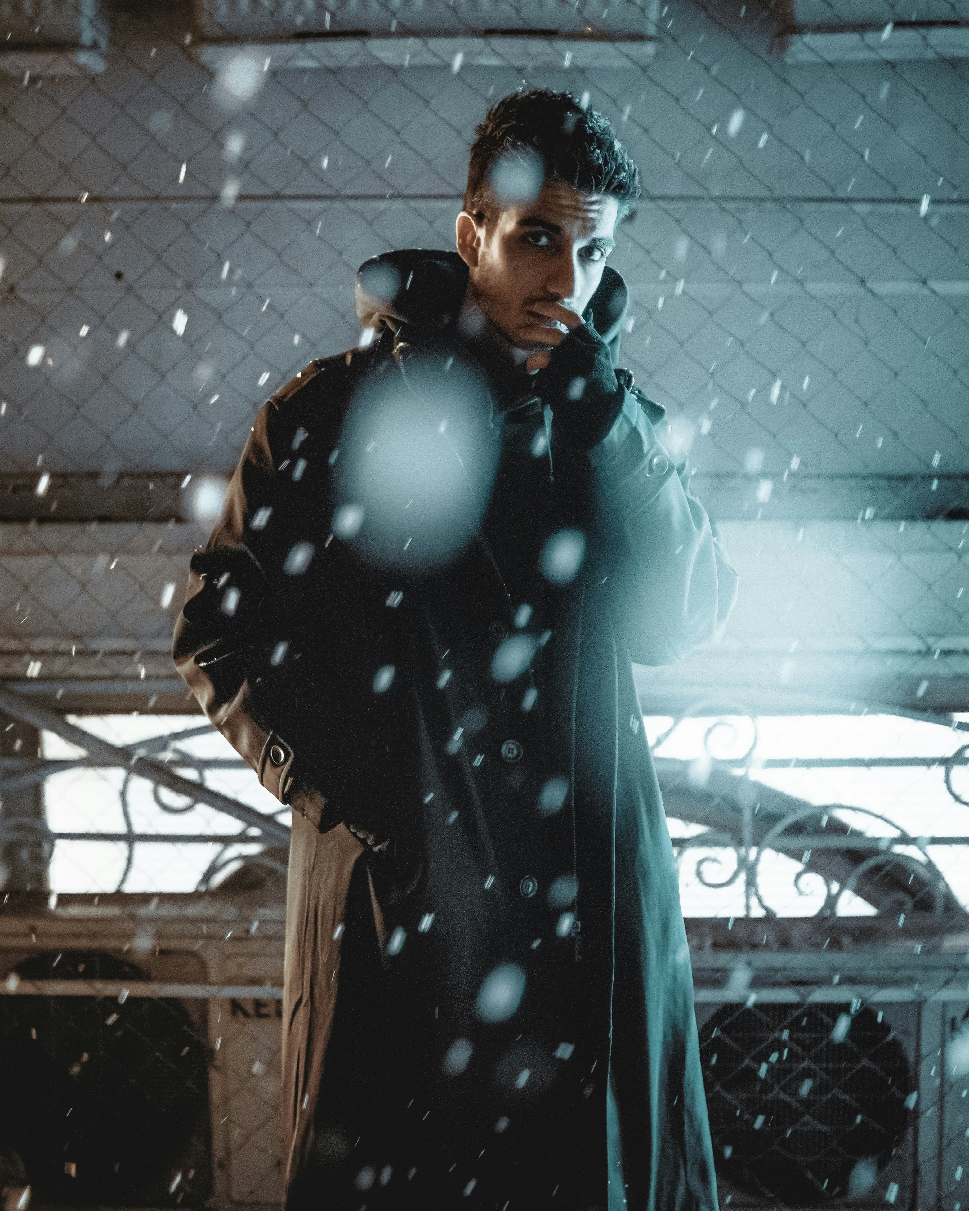 Un homme debout dans la neige avec sa main sur son visage photo – Photo ...