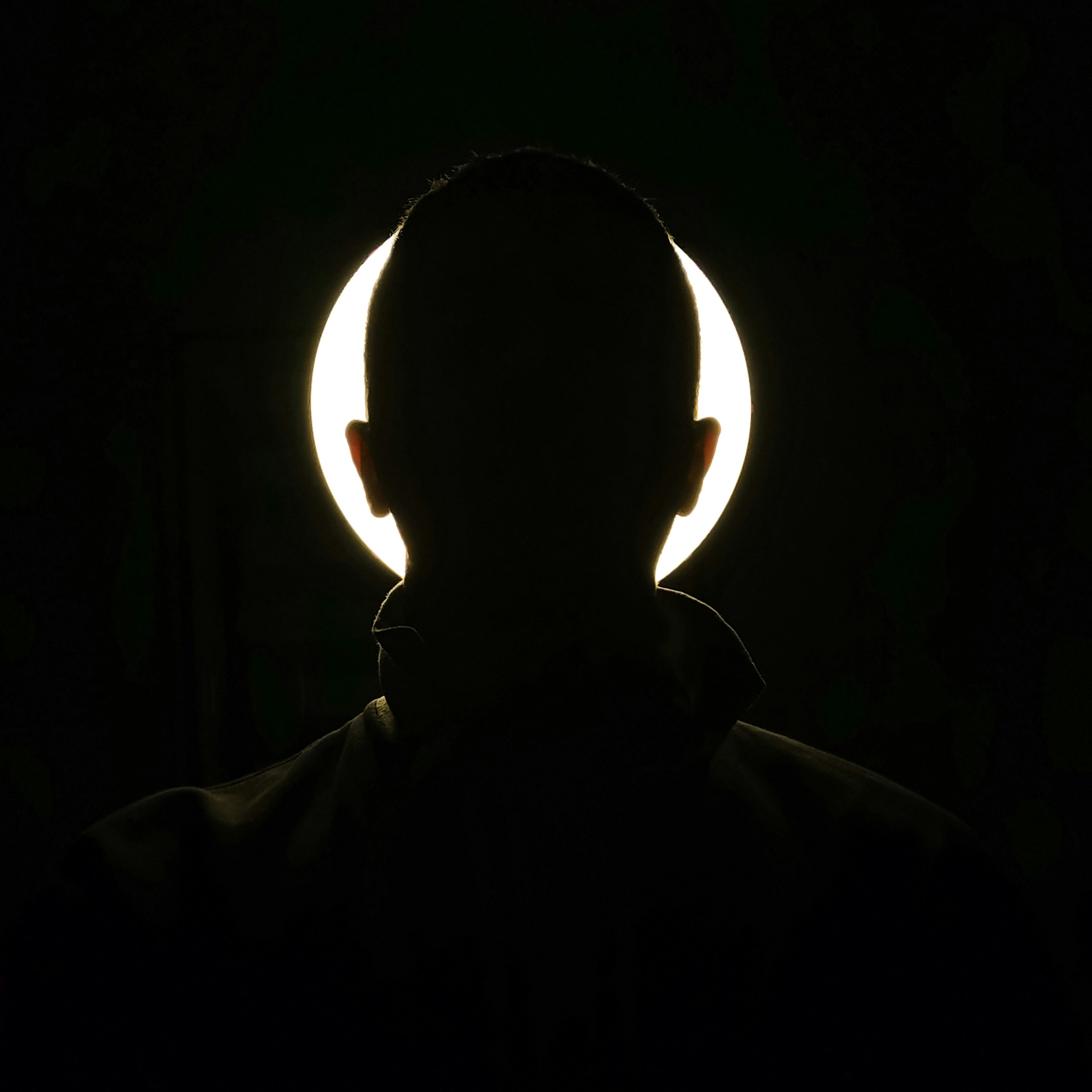 A man in a dark room with a light shining on his face photo – Free Man ...
