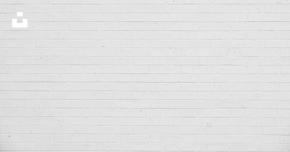 하얀 벽돌 벽 앞에 서 있는 여자 사진 Unsplash의 무료 흰 벽돌 질감 이미지