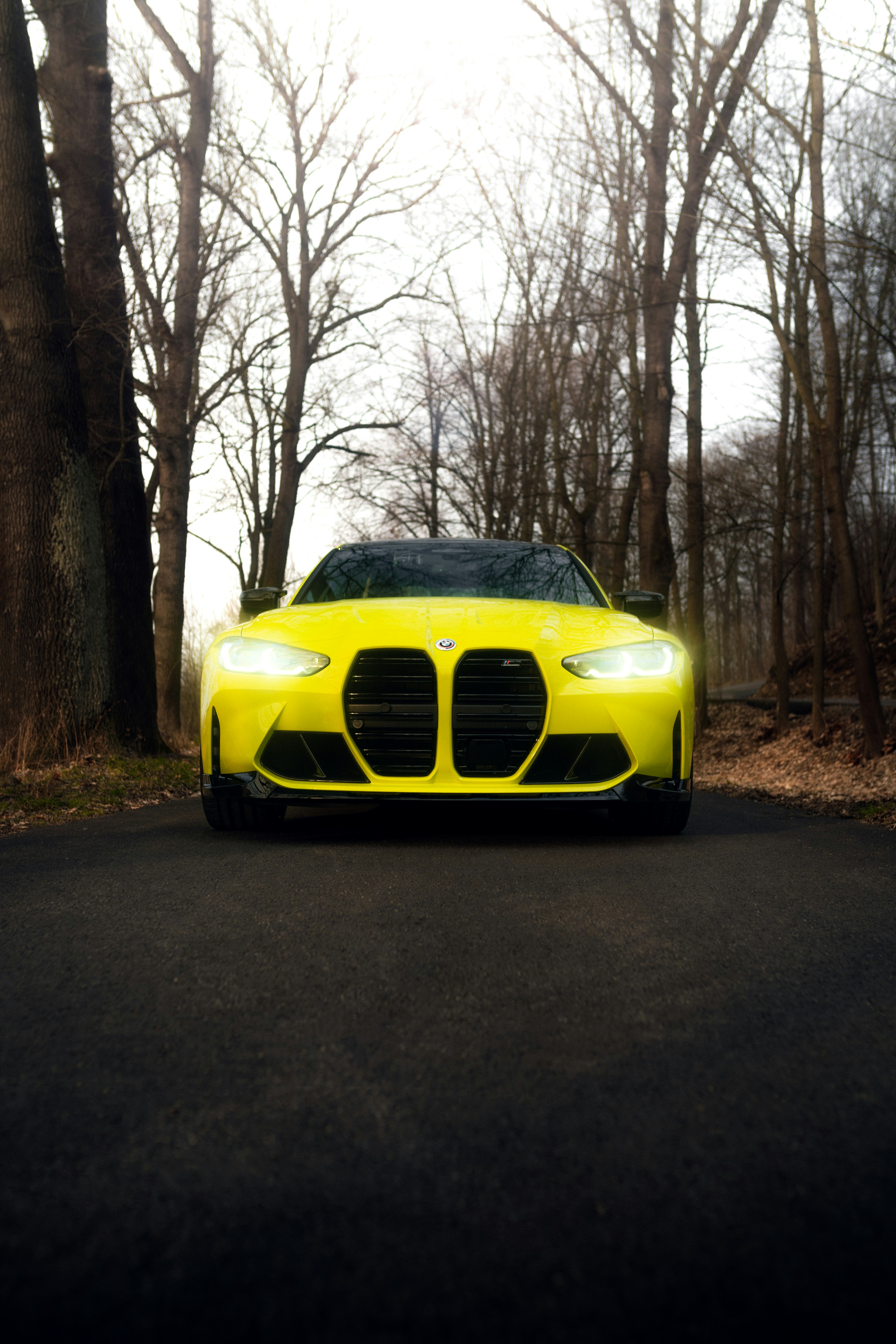 Foto Un coche deportivo amarillo estacionado al costado de la carretera ...
