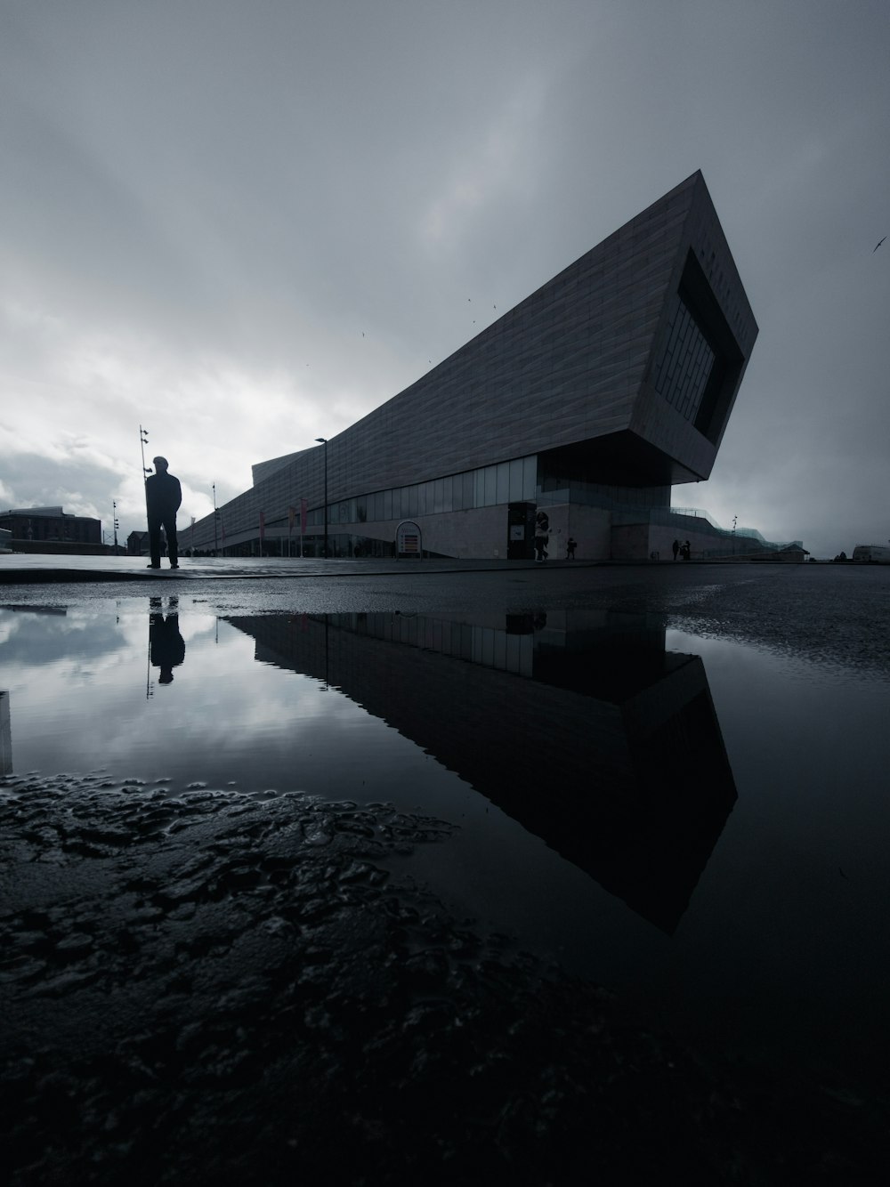 Un homme se tient devant un immeuble photo – Photo De mauvaise humeur ... Un homme se tient devant un immeuble photo – Photo De mauvaise humeur ...