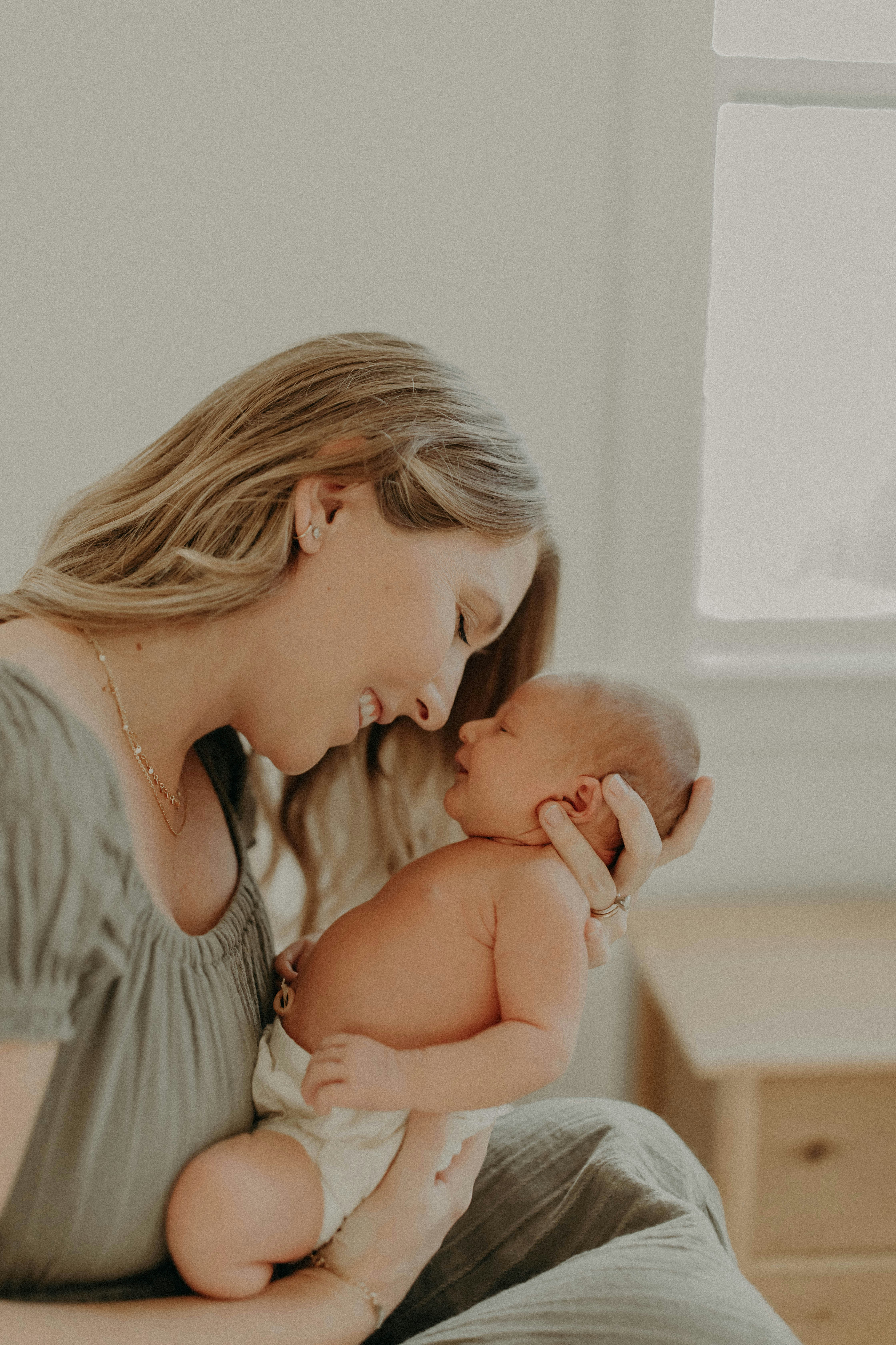 Foto Una mujer sosteniendo a un bebé en su regazo – Imagen Bebé gratis ...