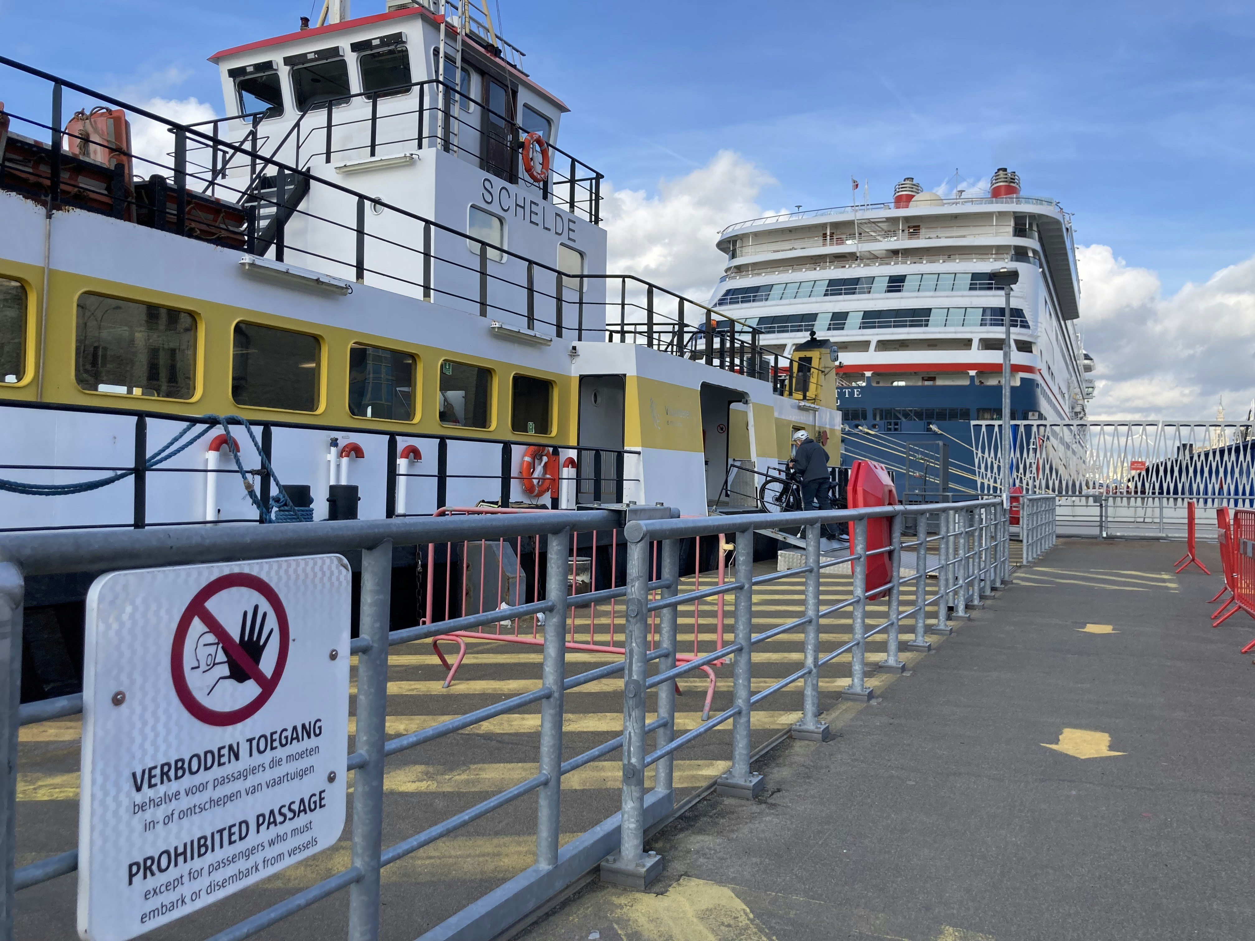 Photo by David Manfroy with Apple iPhone SE