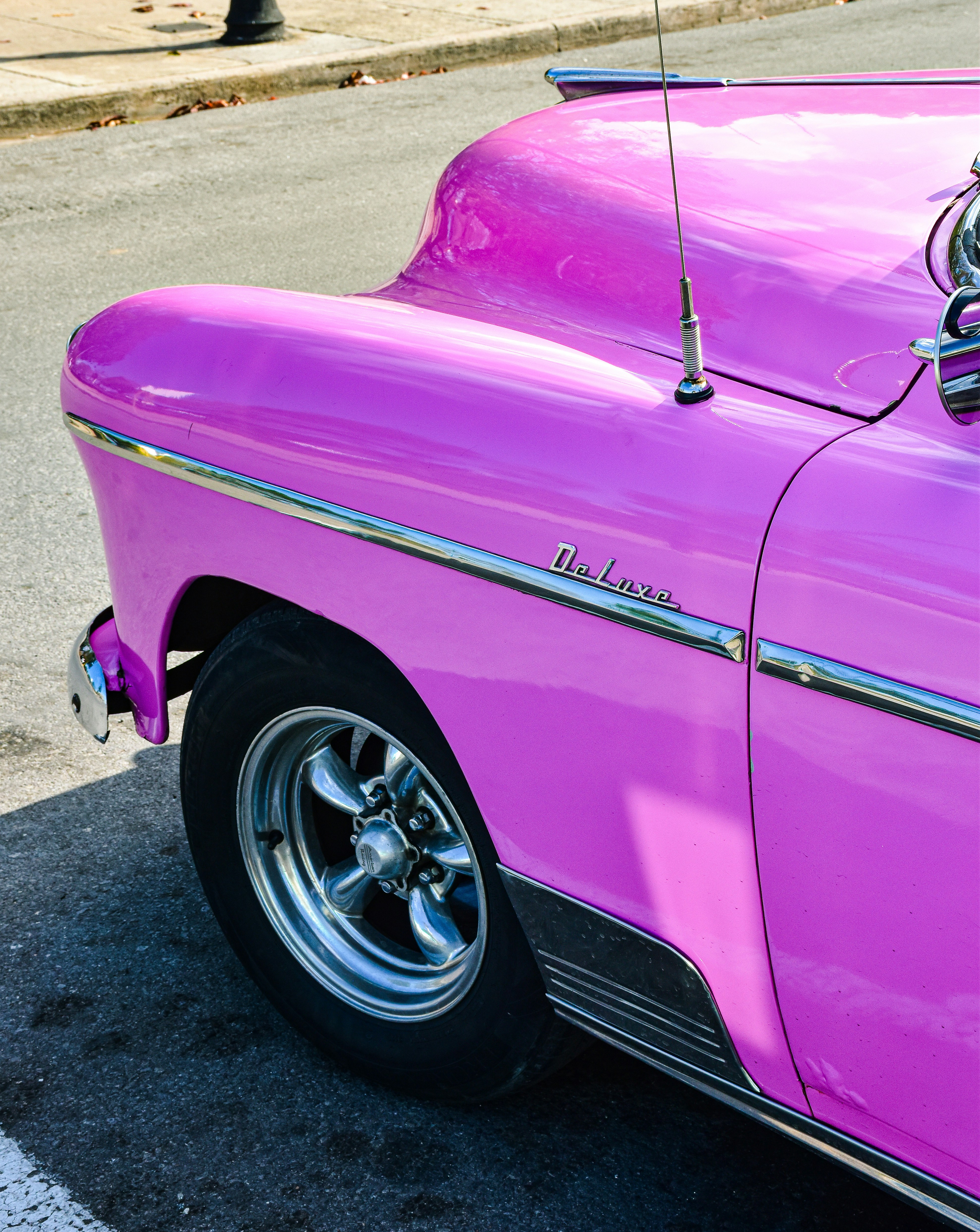 Un coche rosa aparcado al costado de la carretera foto – Imagen de La ...