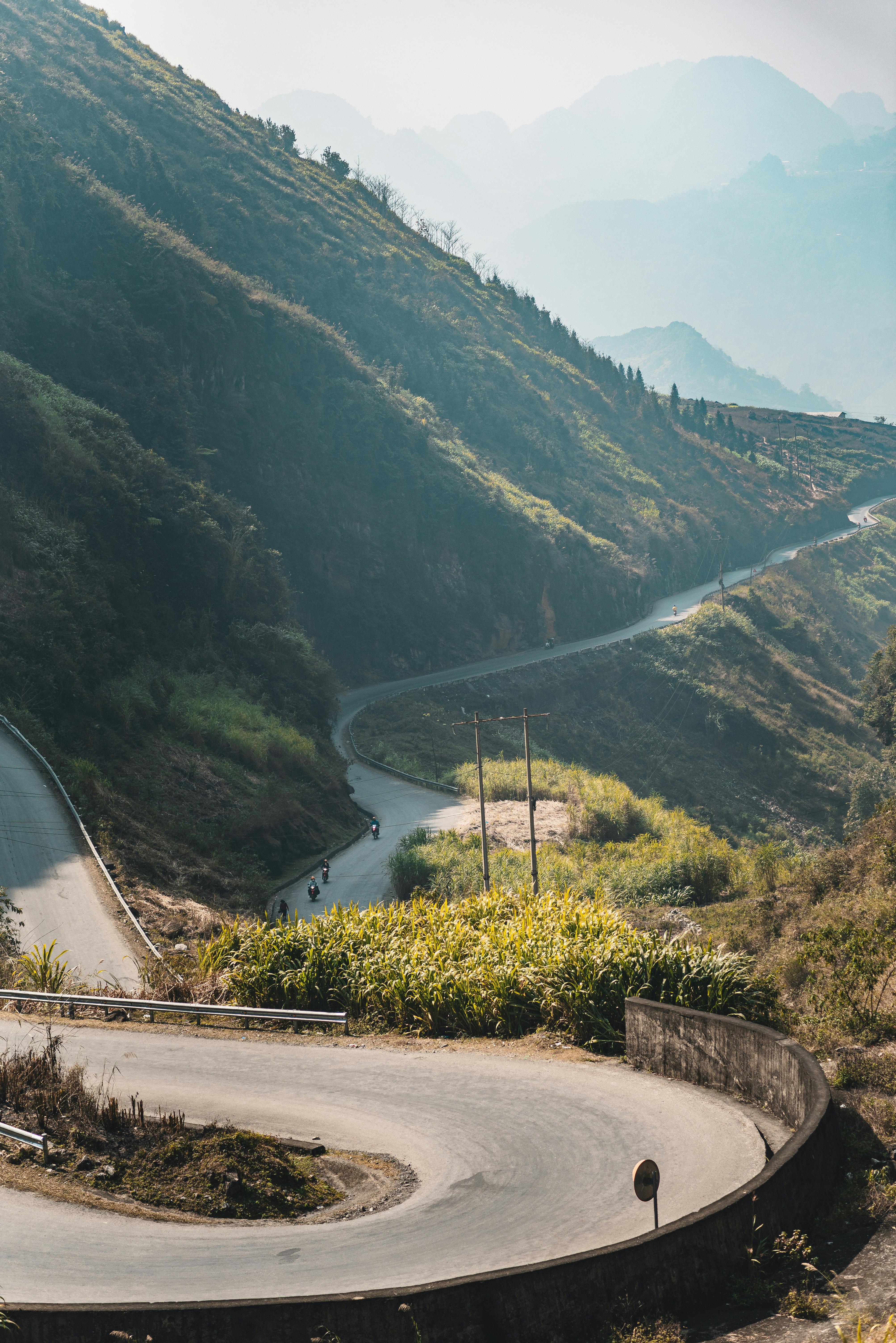 Une route sinueuse au milieu d’une zone montagneuse photo – Photo Route ...
