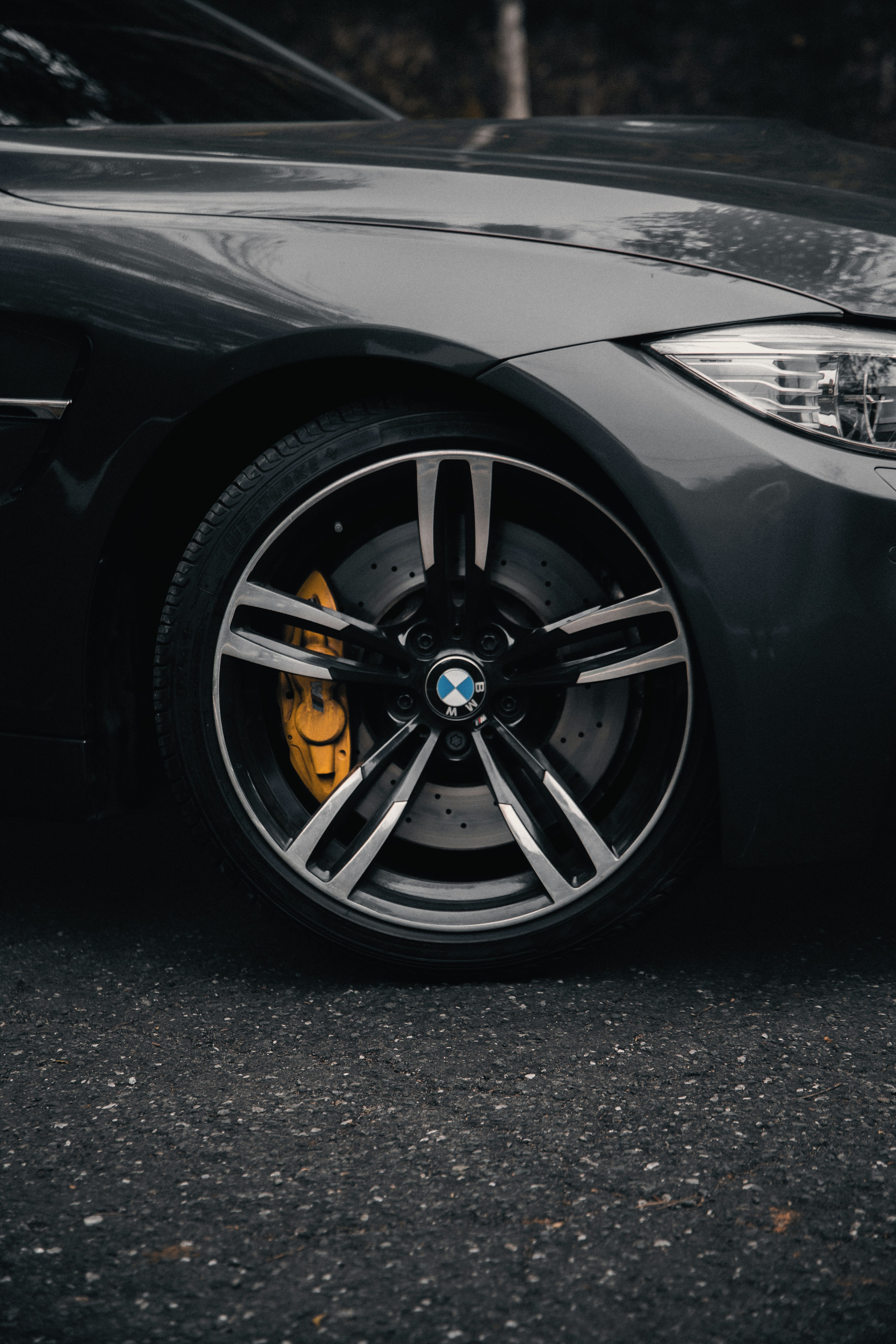 A close up of a black car on a street photo – Free Car Image on Unsplash