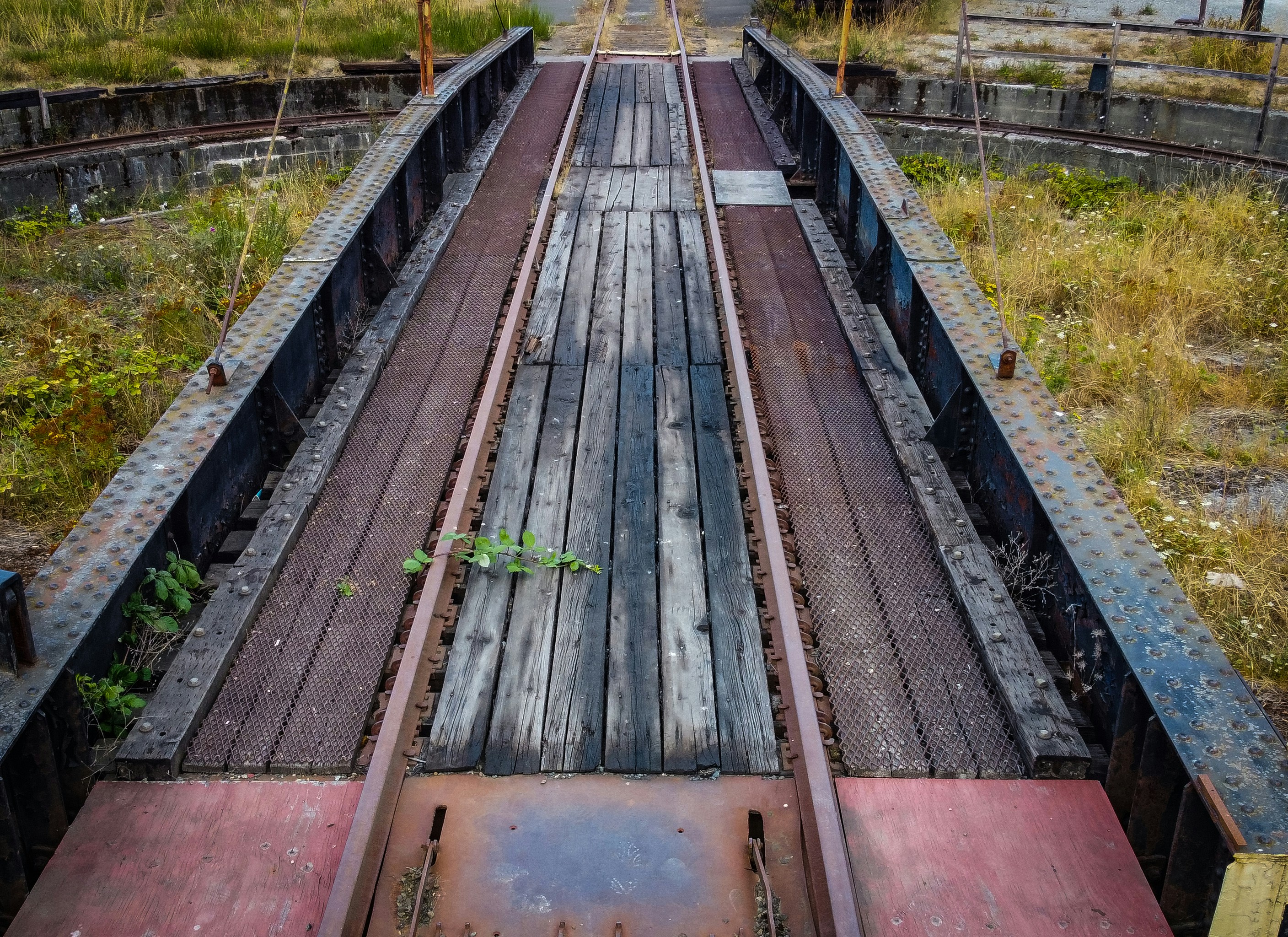 Foto Un puente de tren con un tren en sus vías – Imagen Old Victoria ...