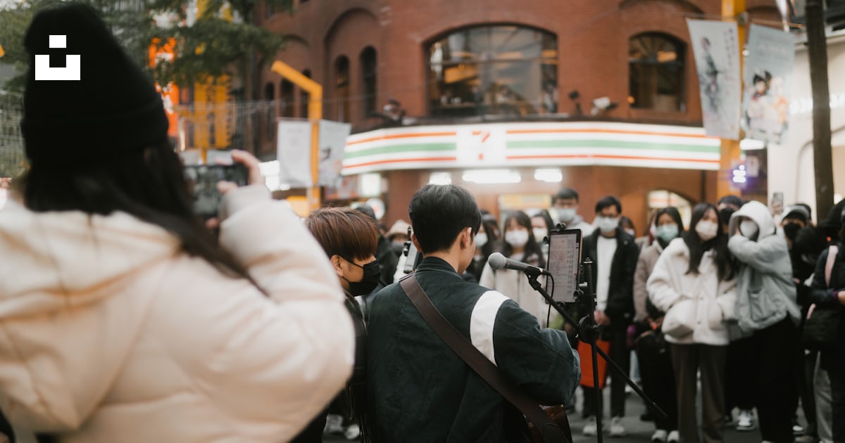 건물 옆 거리에 서 있는 한 무리의 사람들 사진 Unsplash의 무료 성인 이미지