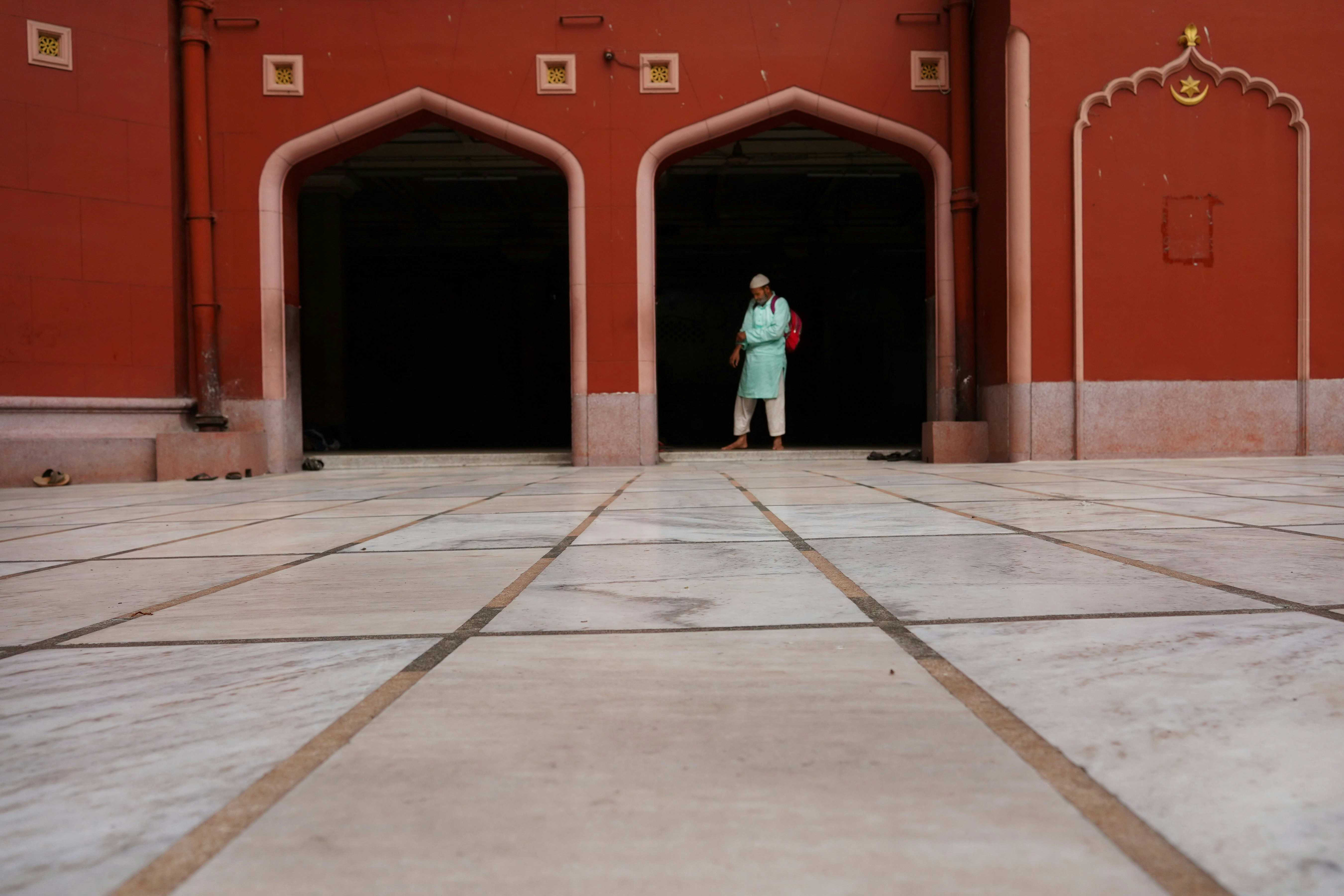 Une femme debout dans l’embrasure d’une porte d’un immeuble photo ...