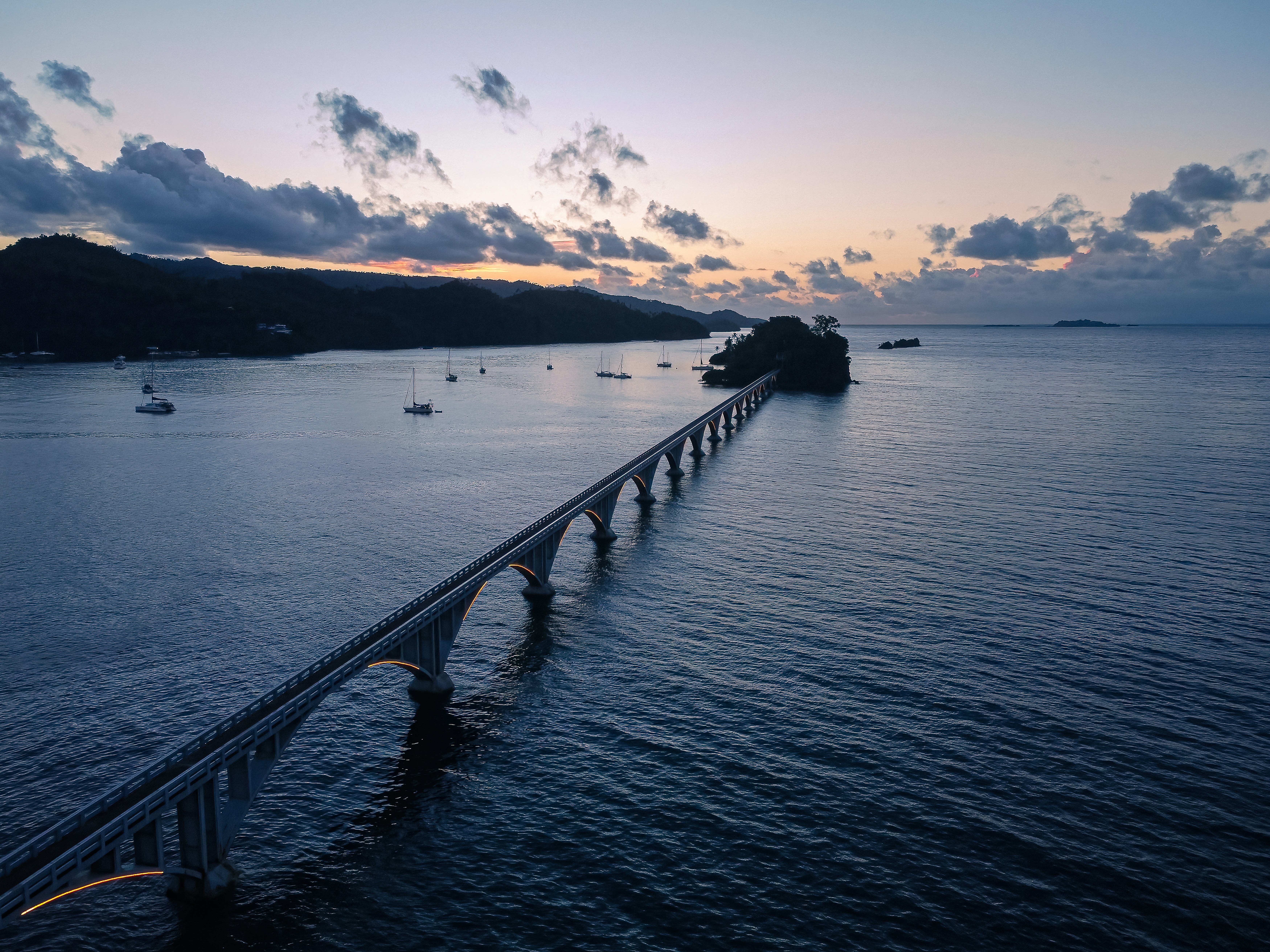 Un long pont au-dessus d’un grand plan d’eau photo – Photo Pont ...