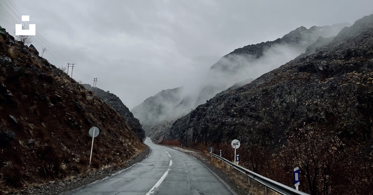 山を背景にした長い道のりの写真 Unsplashの無料道写真