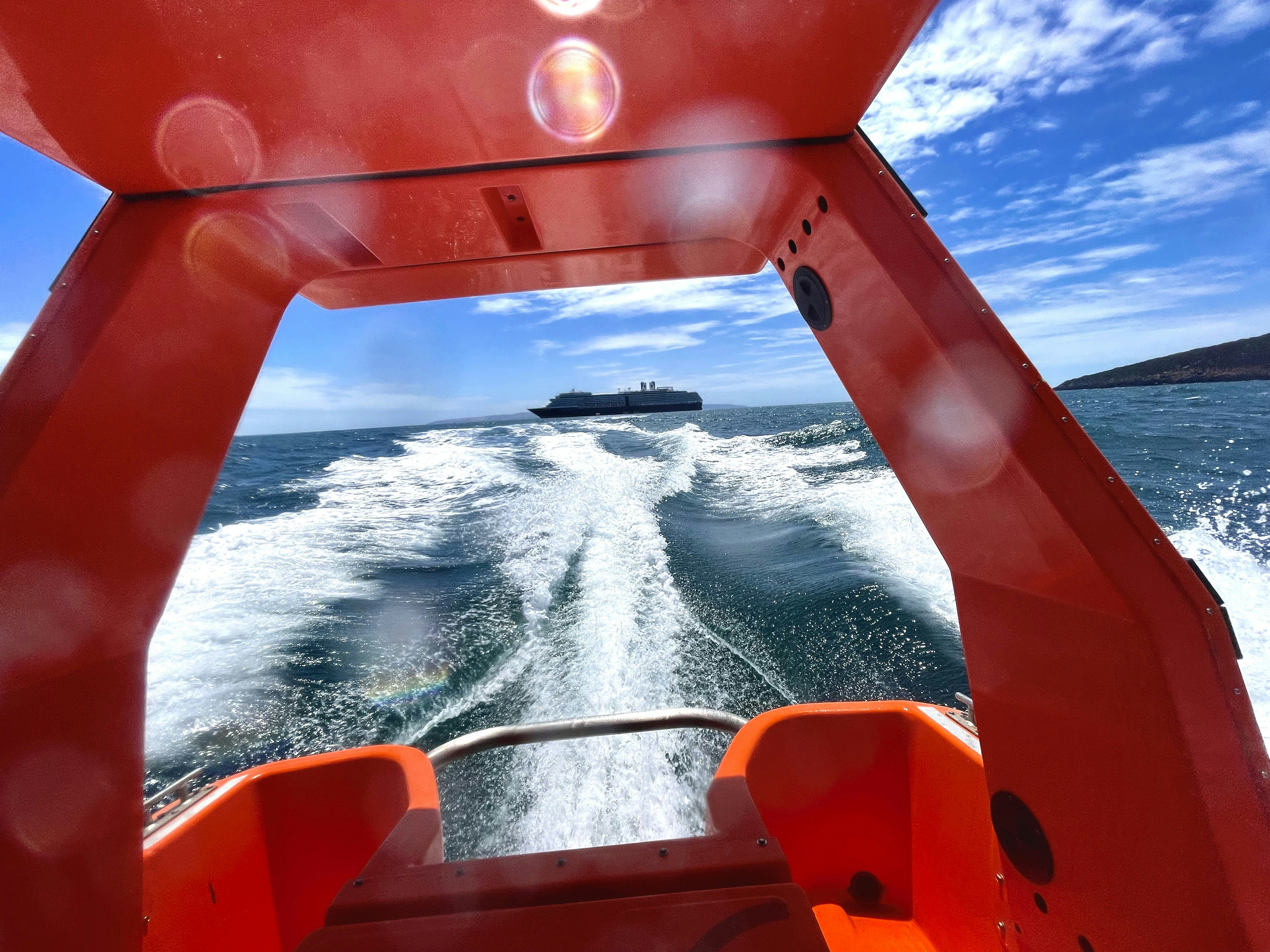 A boat traveling through the ocean on a sunny day photo – Free Kangaroo ...