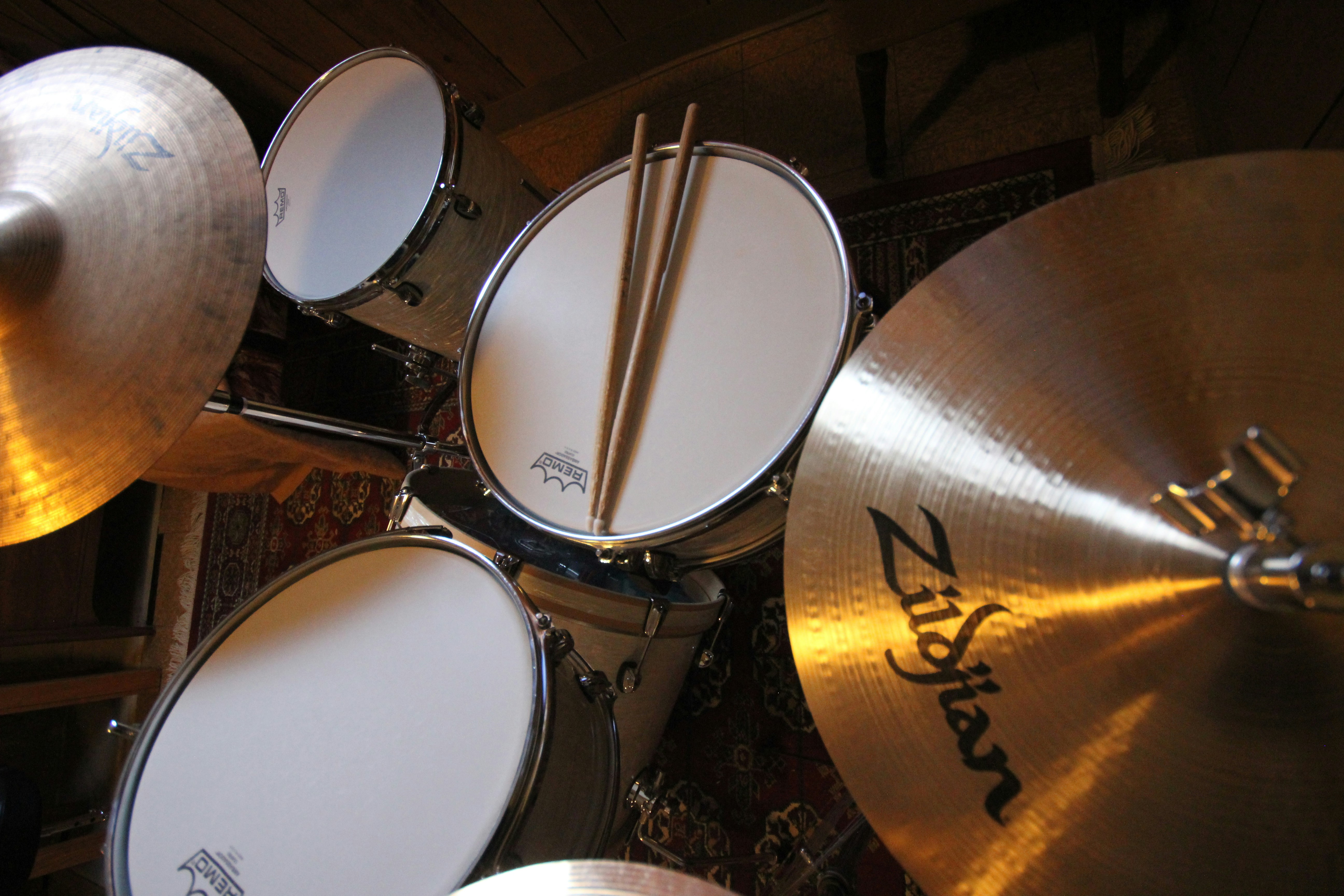 A group of drums sitting on top of a floor photo – Free Drum Image on ...