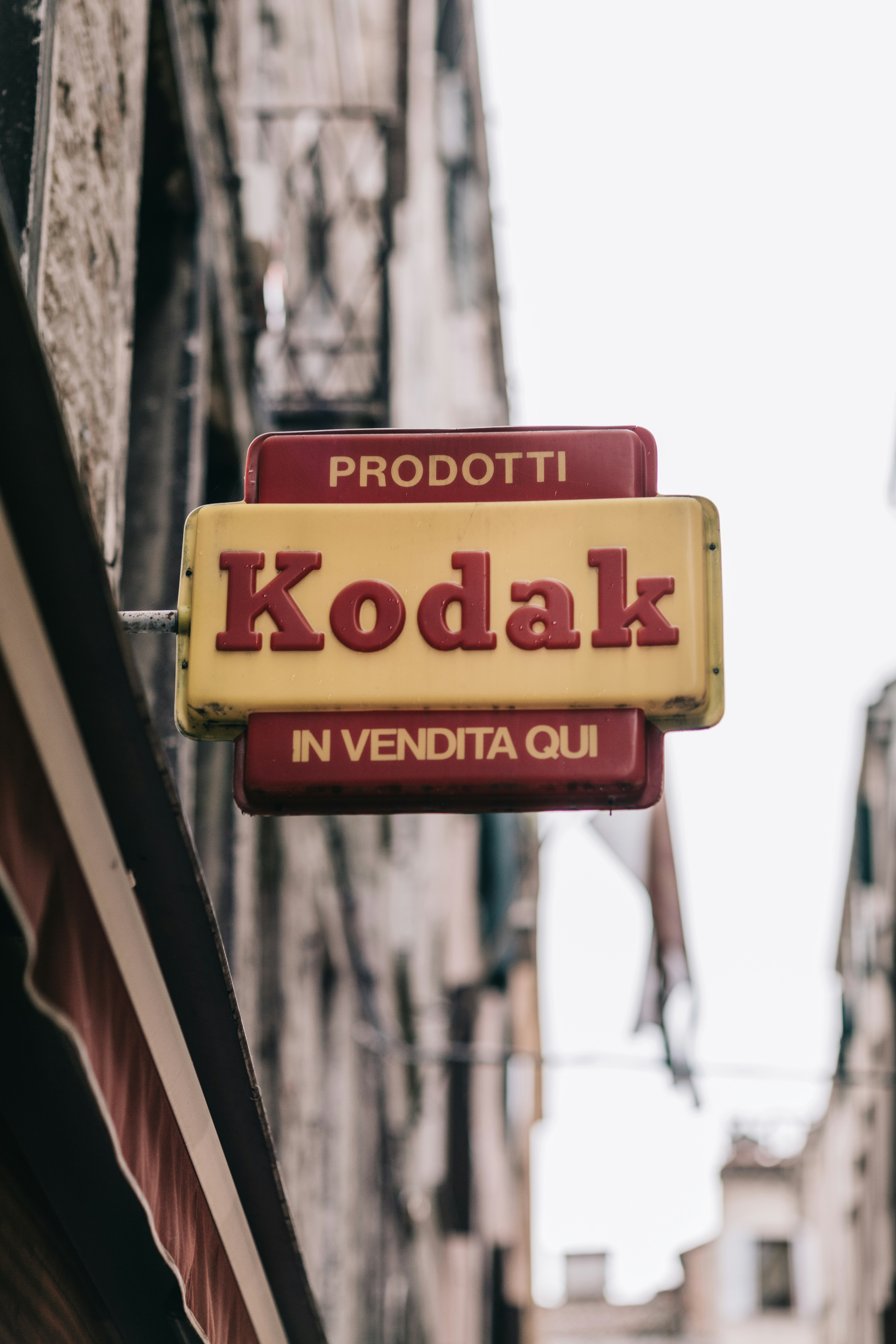 A kodak sign hanging from the side of a building photo – Free Venecia ...