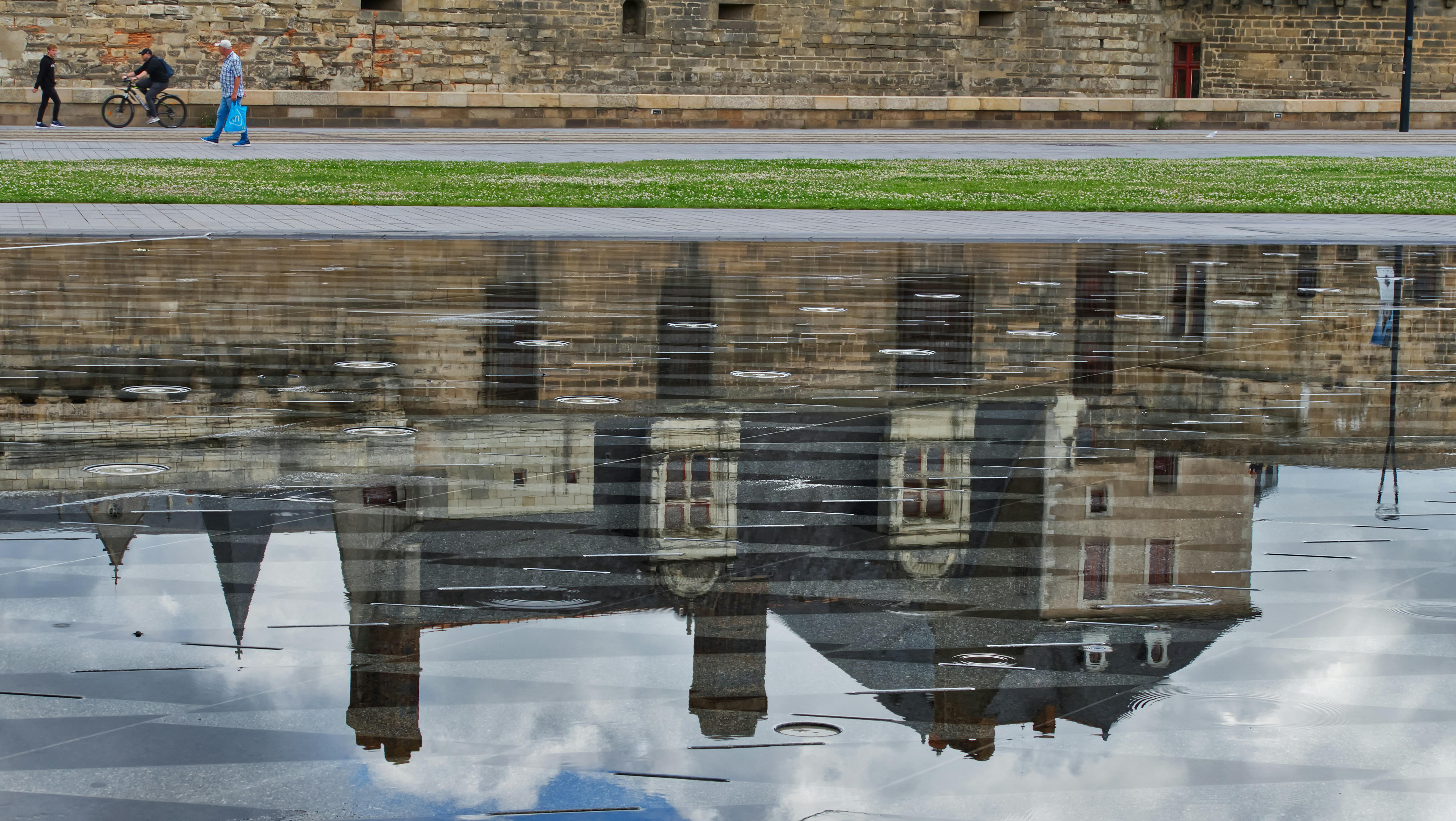 Miroir d’eau de Nantes. Situé au pied du château, ce parallèlogramme de 1300 m² s'étend sur 65 mètres de long et 28 mètres de large. Il est recouvert d'une fine pellicule de 2 cm d'eau fonctionnant comme un miroir et reflétant l'image du château. Grâce aux 208 points de brumisation, il peut aussi diffuser de fines particules d'eau, créant un brouillard rafraîchissant, ou faire jaillir 32 jets verticaux allant jusqu'à 1,50 mètre de haut, illuminés par des projecteurs LED de toutes les couleurs.