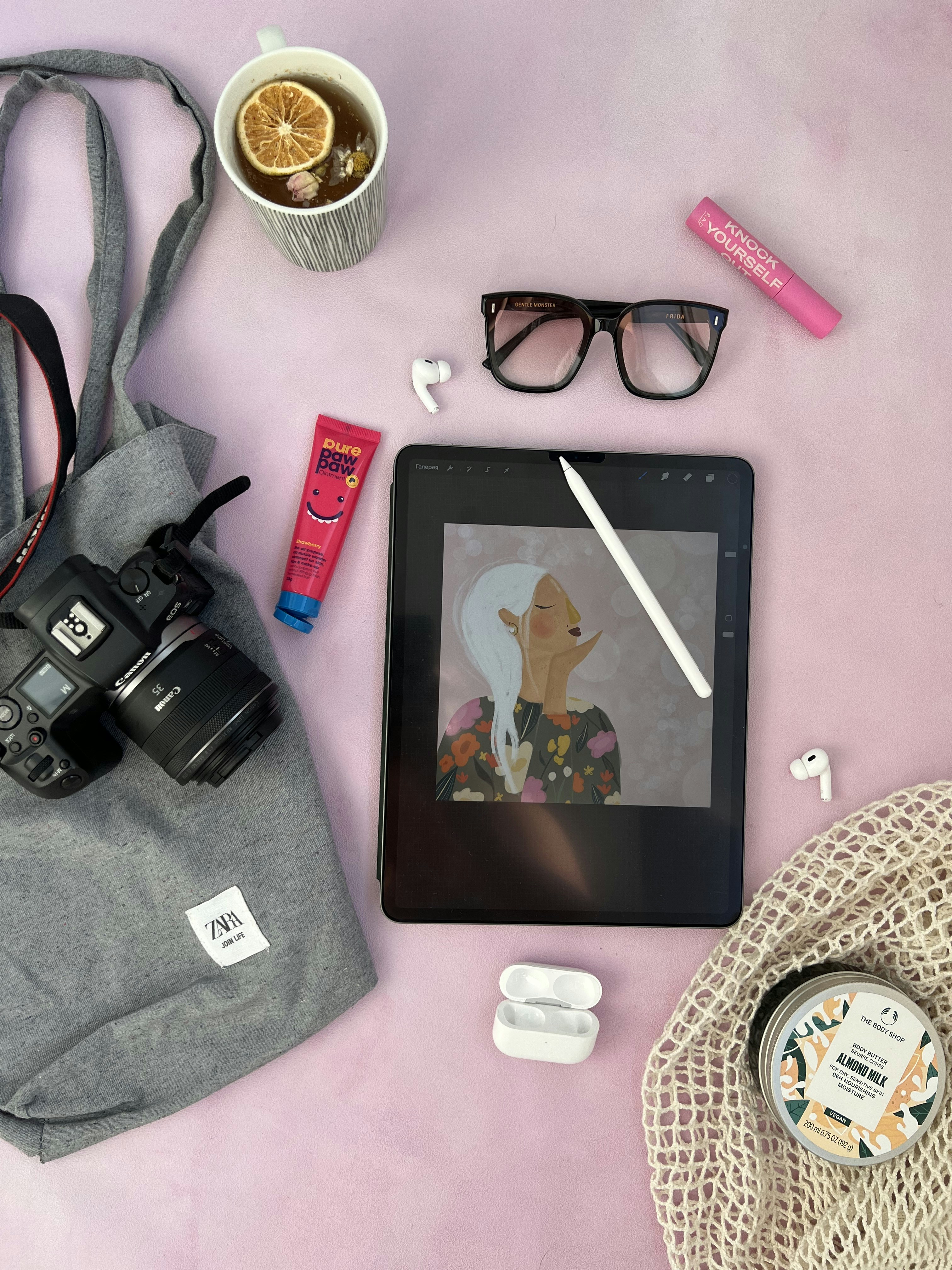 A bag, a camera, a hat, a pair of glasses, and a photo – Free Tape ...