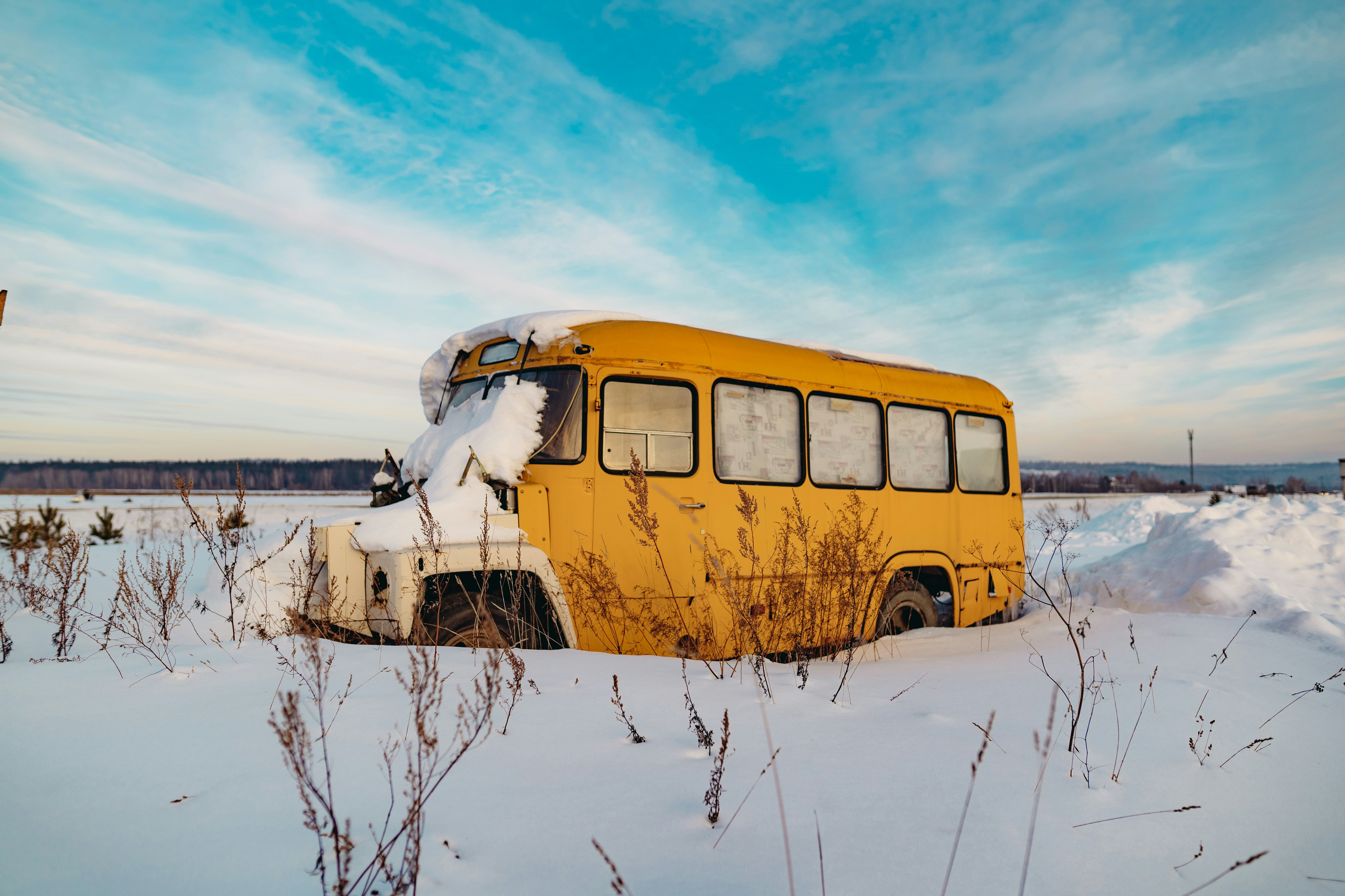 A bus that is sitting in the snow photo – Free Bus Image on Unsplash