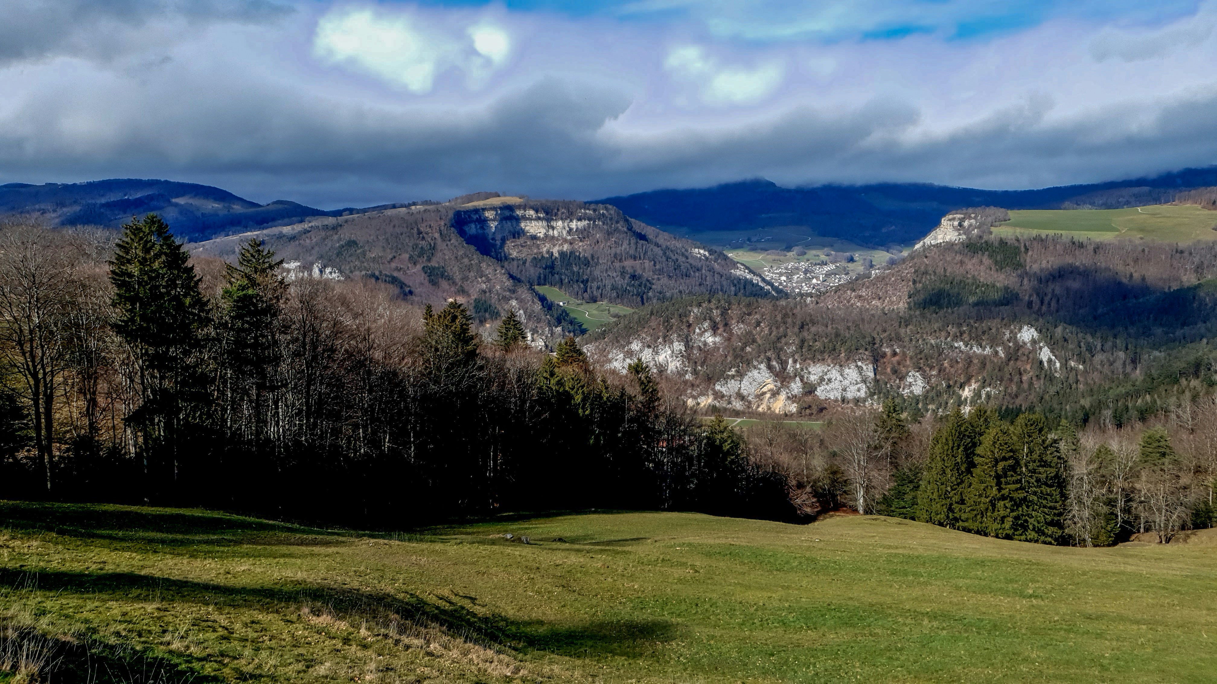 A grassy field with mountains in the background photo – Free District ...