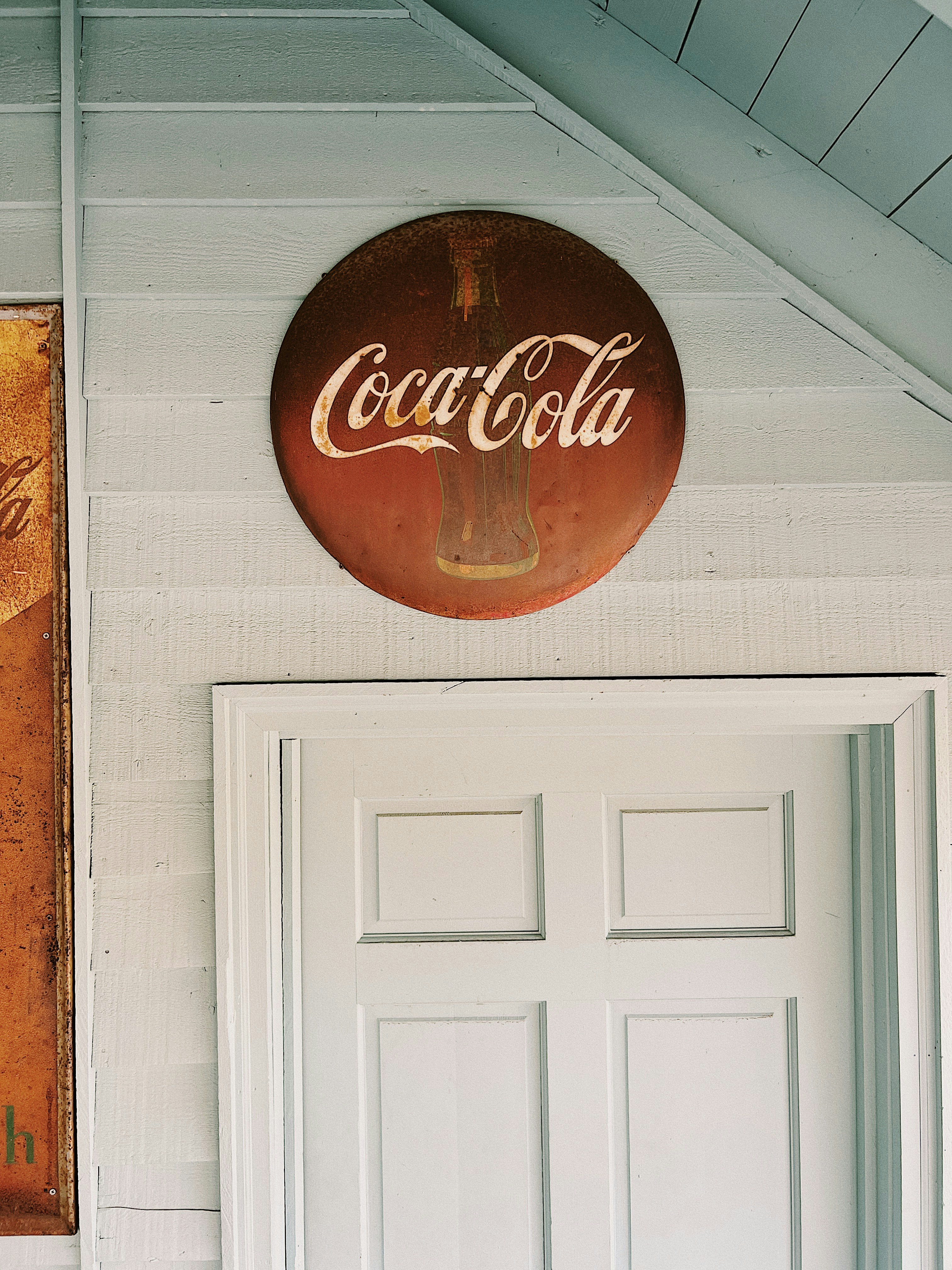 Foto Un letrero de Coca Cola colgado en el costado de un edificio ...