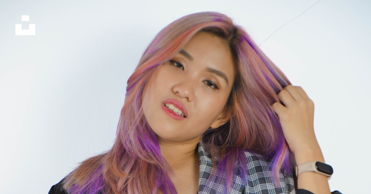 흑백 체크 무늬 블레이저를 입은 분홍색 머리를 가진 여자 사진 Unsplash의 무료 자카르타 이미지