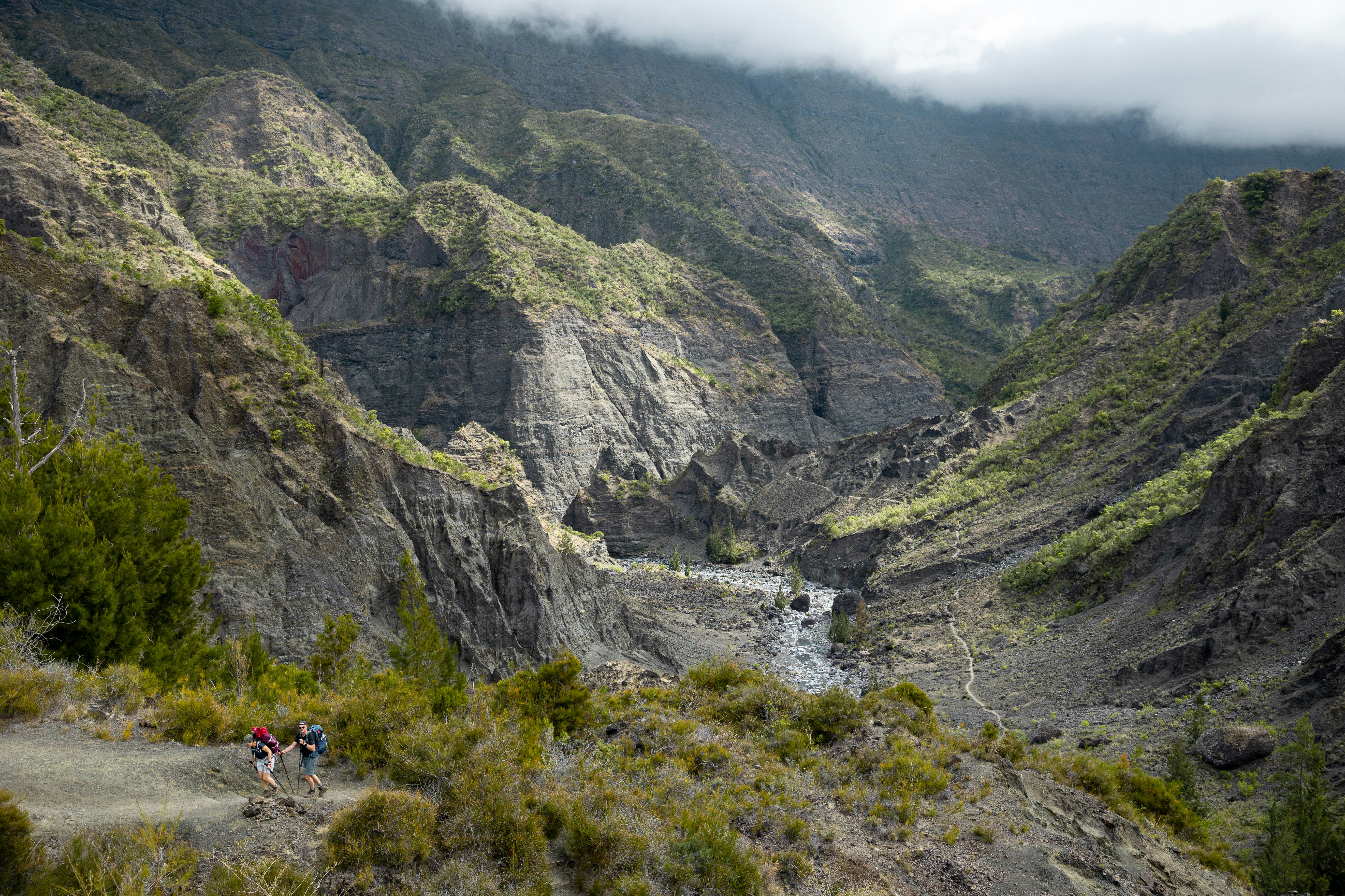 Un groupe de personnes en randonnée sur le flanc d’une montagne photo ...