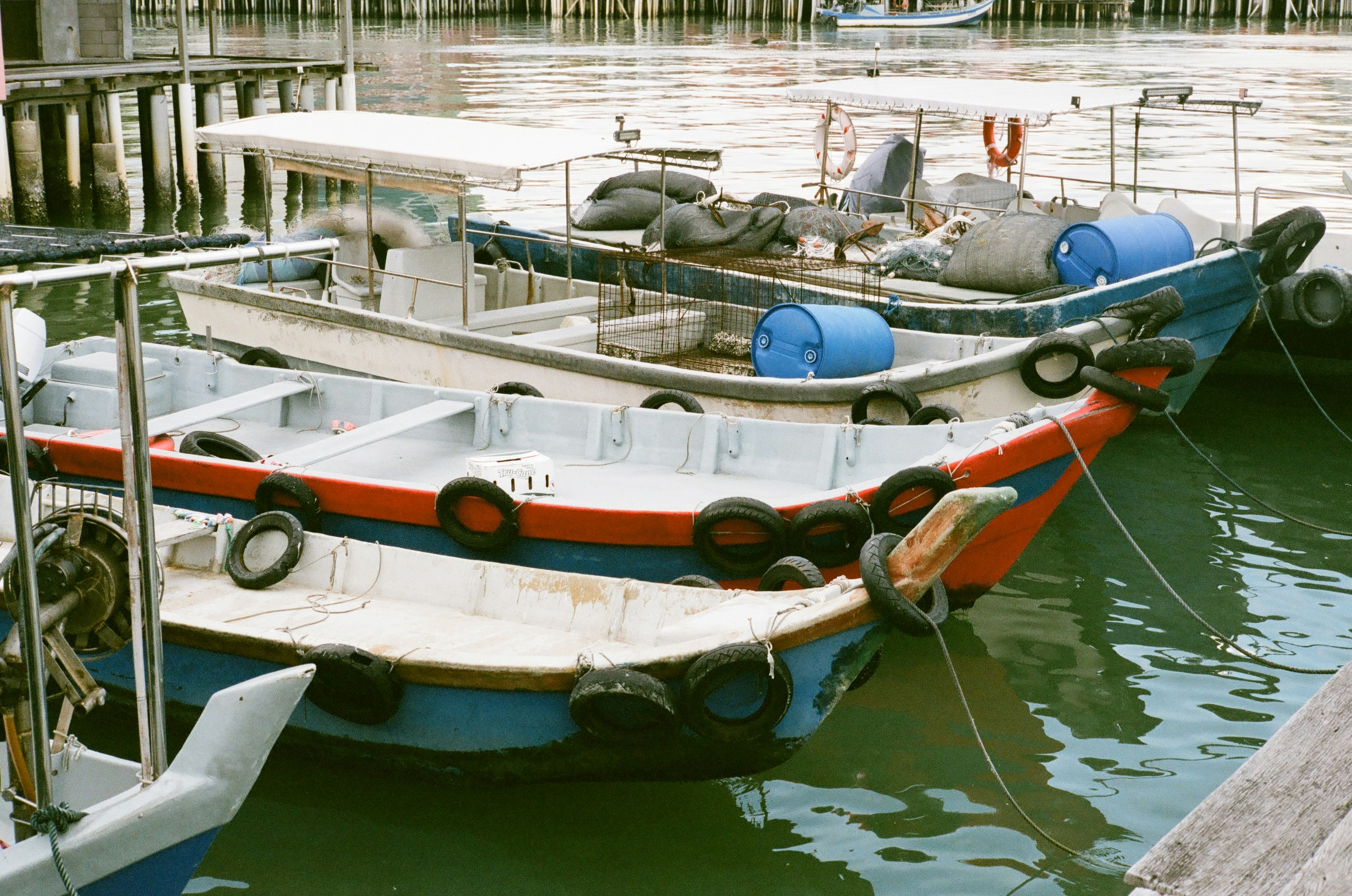 Un par de botes que están sentados en el agua foto – Imagen de Bote ...