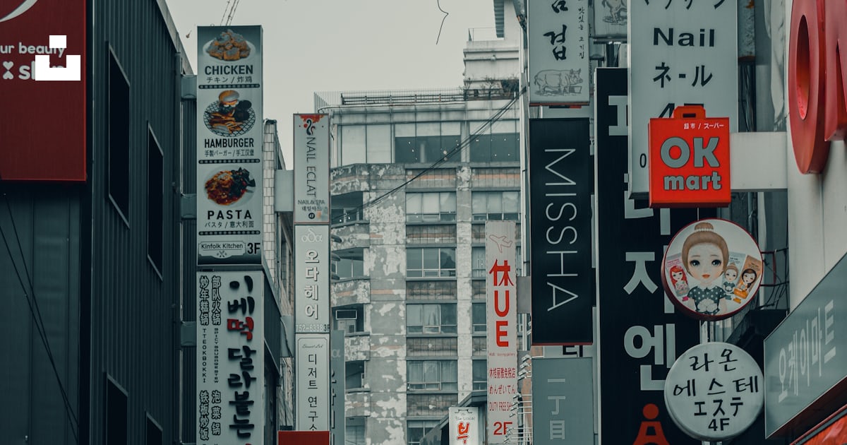 고층 건물이 가득한 도시 거리 사진 Unsplash의 무료 명동 이미지