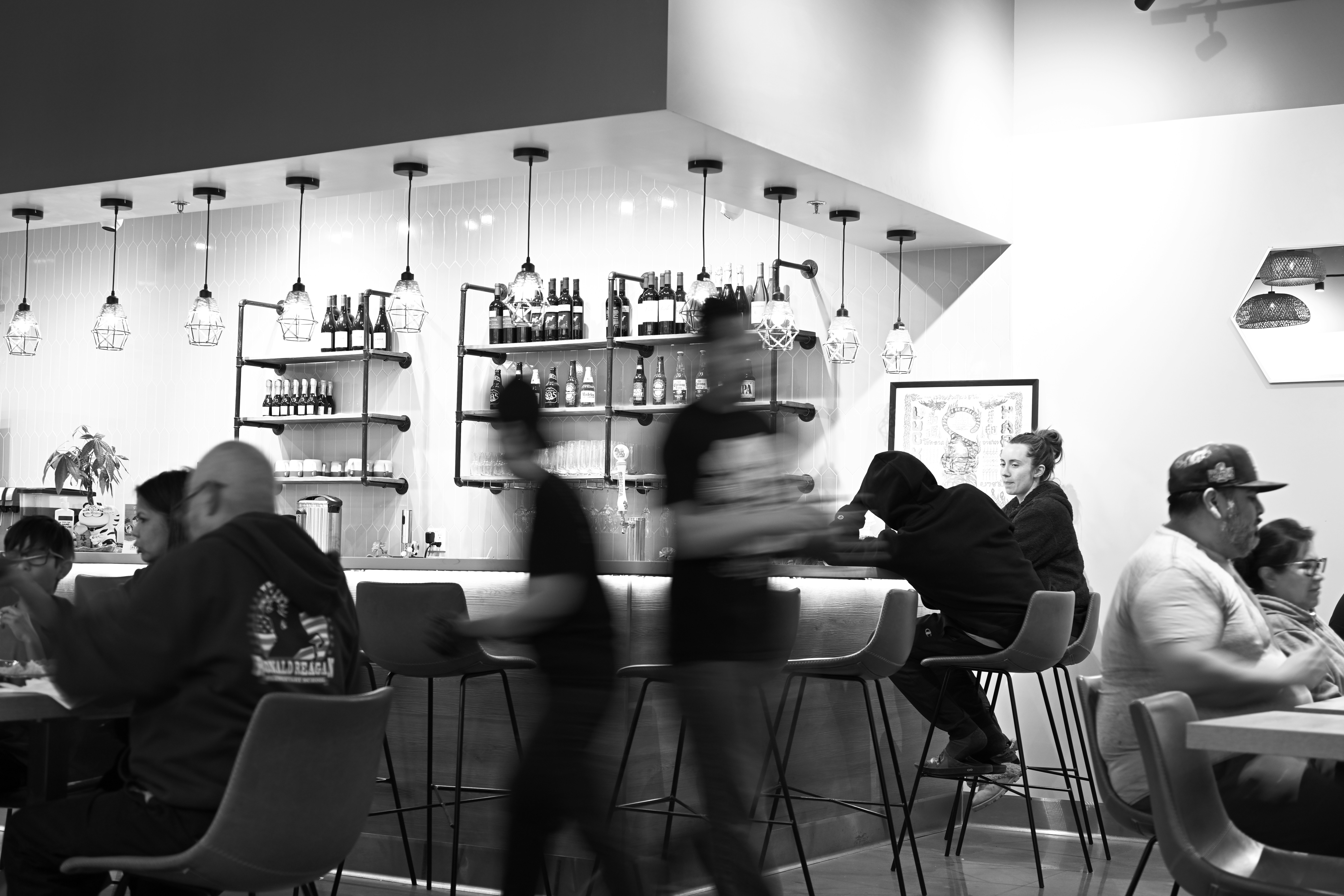 Un groupe de personnes assises à une table dans un restaurant photo ...