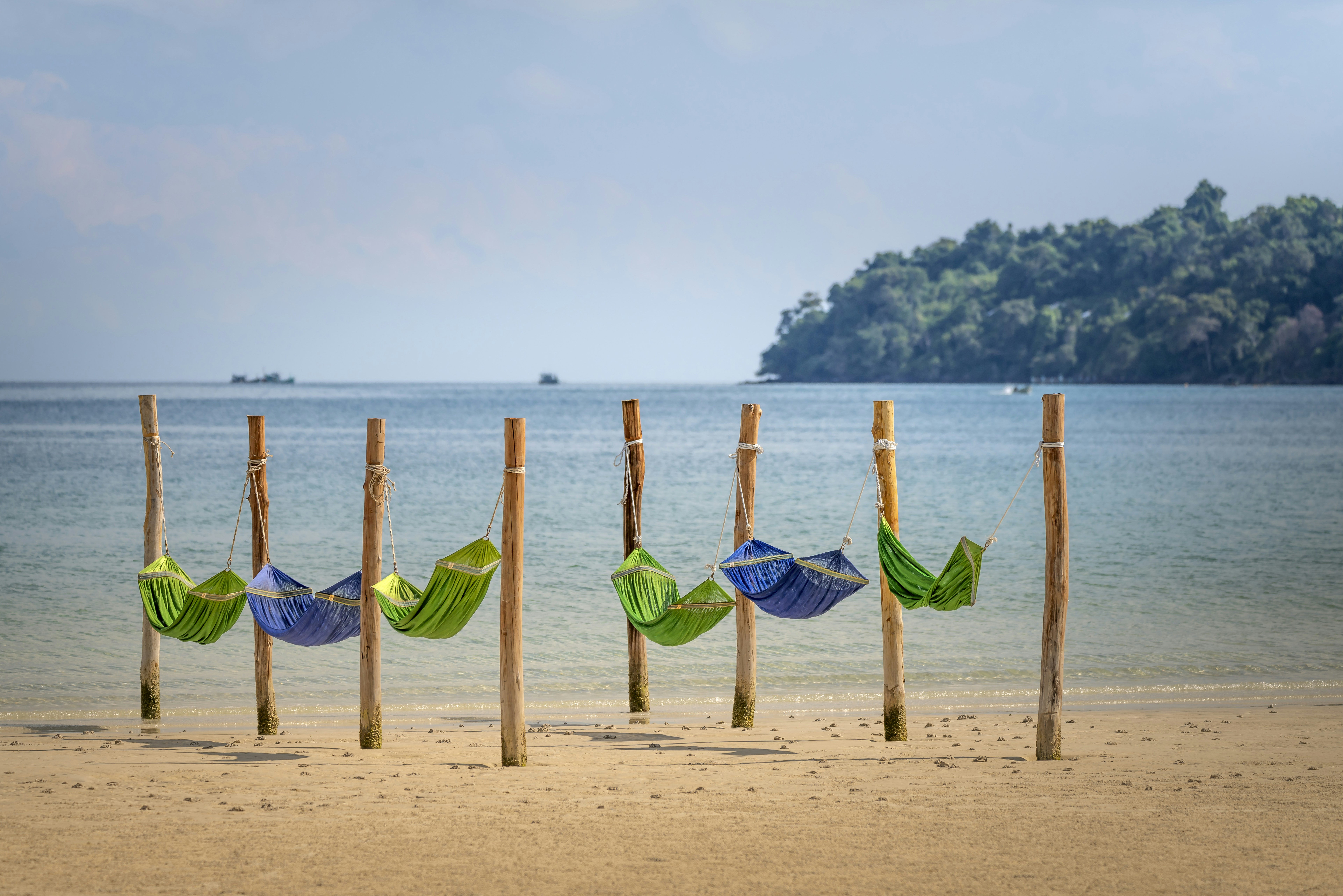 Foto Una fila de sillas de playa sentadas encima de una playa de arena ...