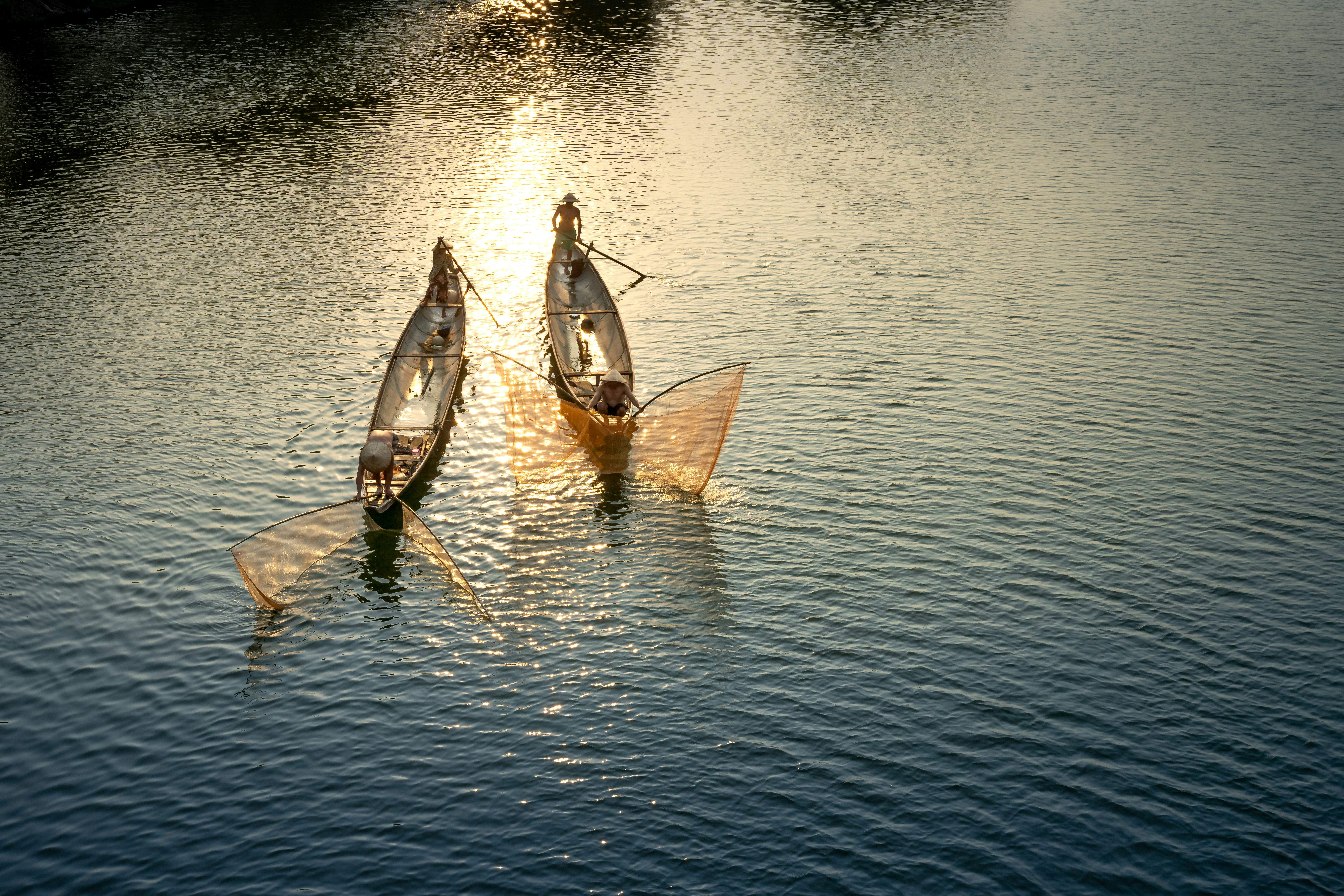 Two canoes are sitting in the middle of the water photo – Free Scenery ...