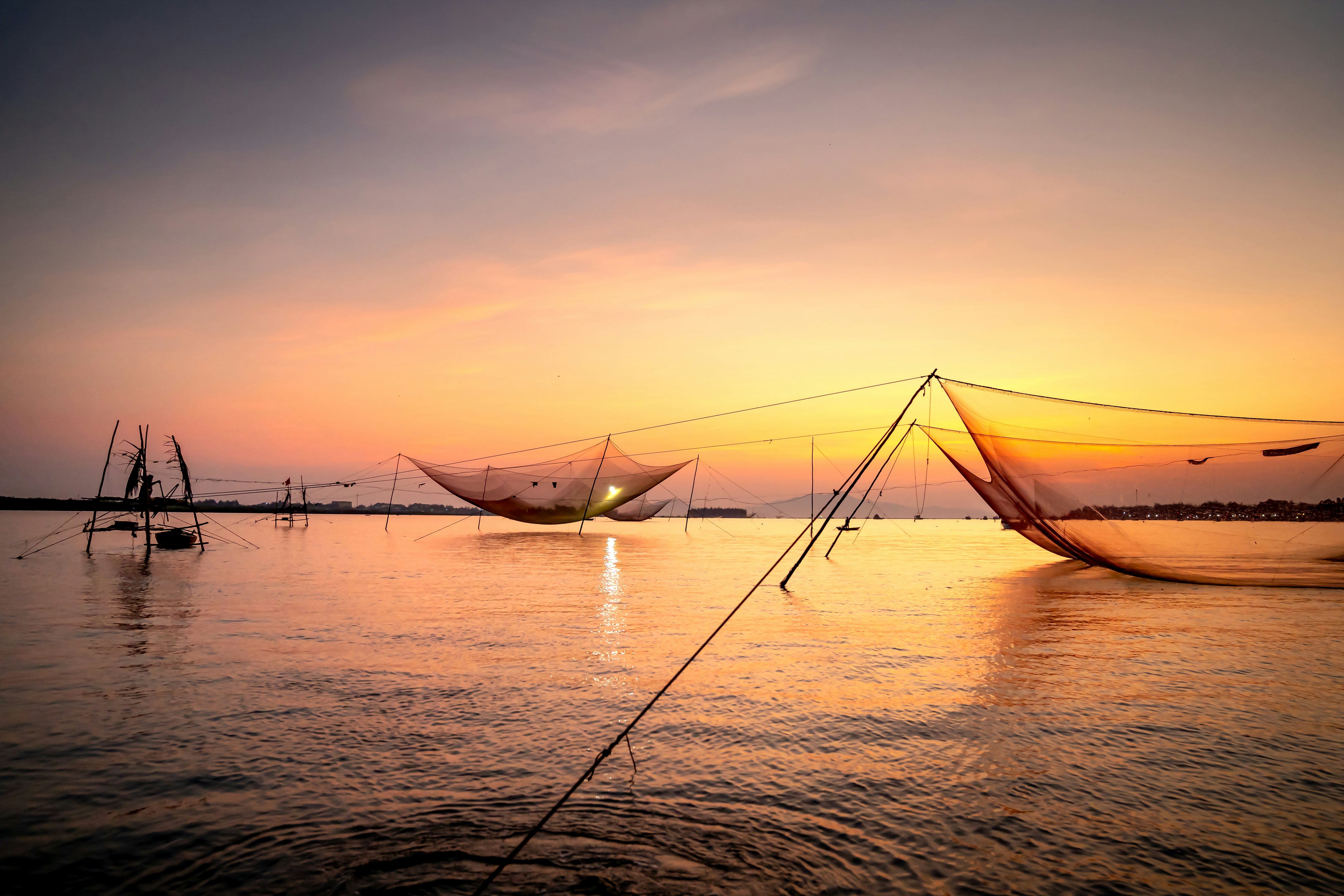 Foto Un par de redes de pesca flotando sobre un cuerpo de agua – Imagen ...