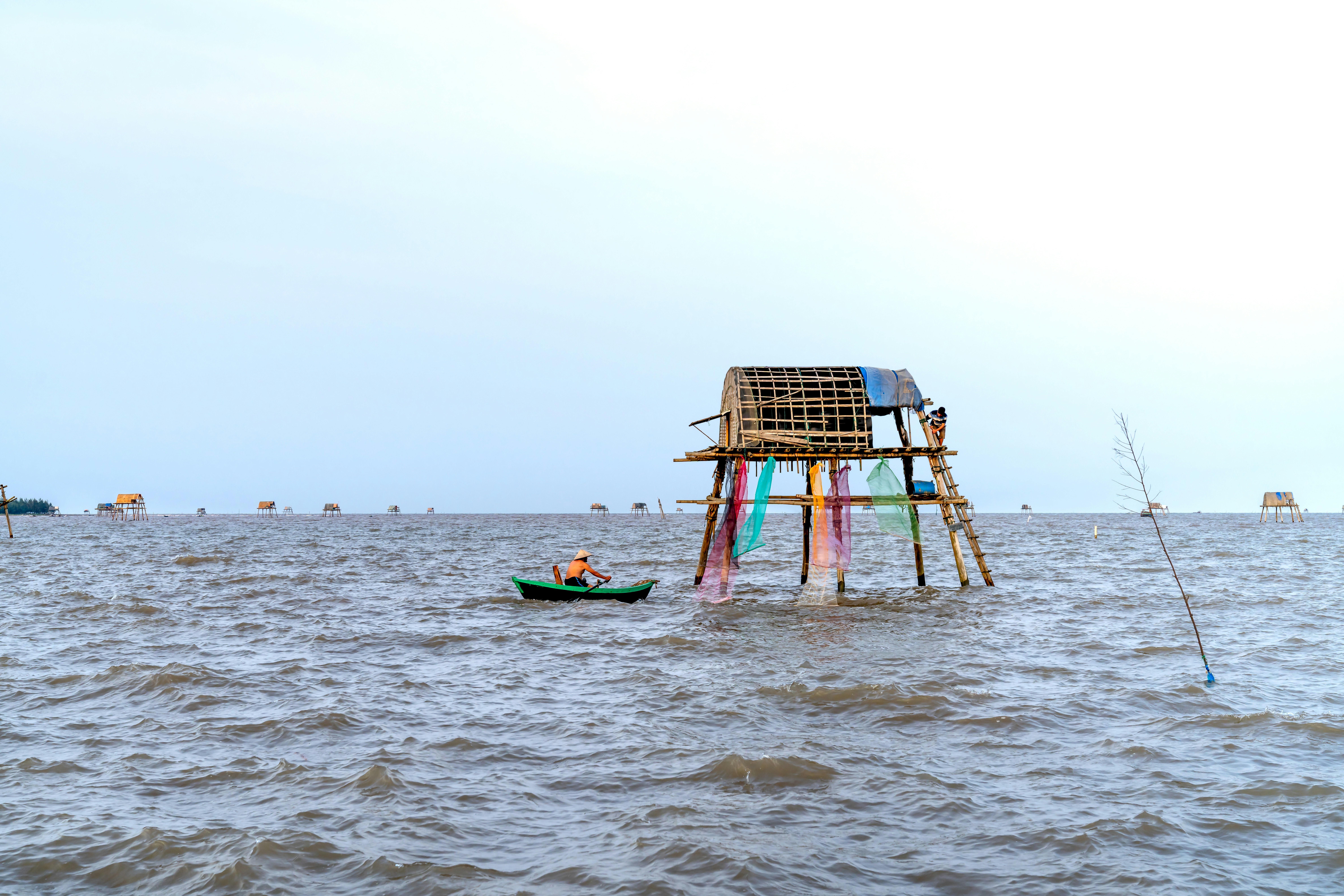 Une personne dans une petite embarcation sur un plan d’eau photo ...