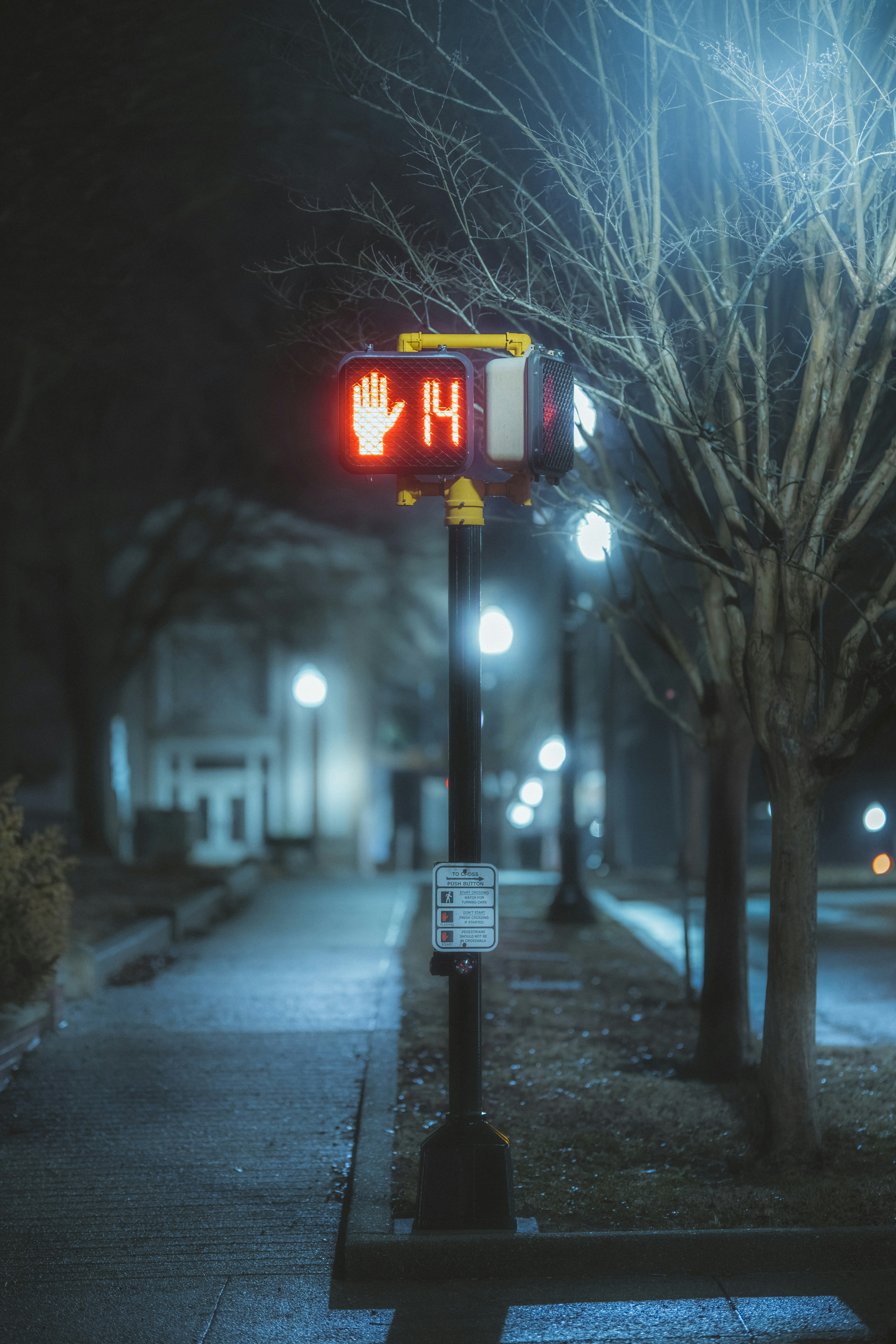 Un panneau de signalisation qui a une lumière rouge dessus photo ...
