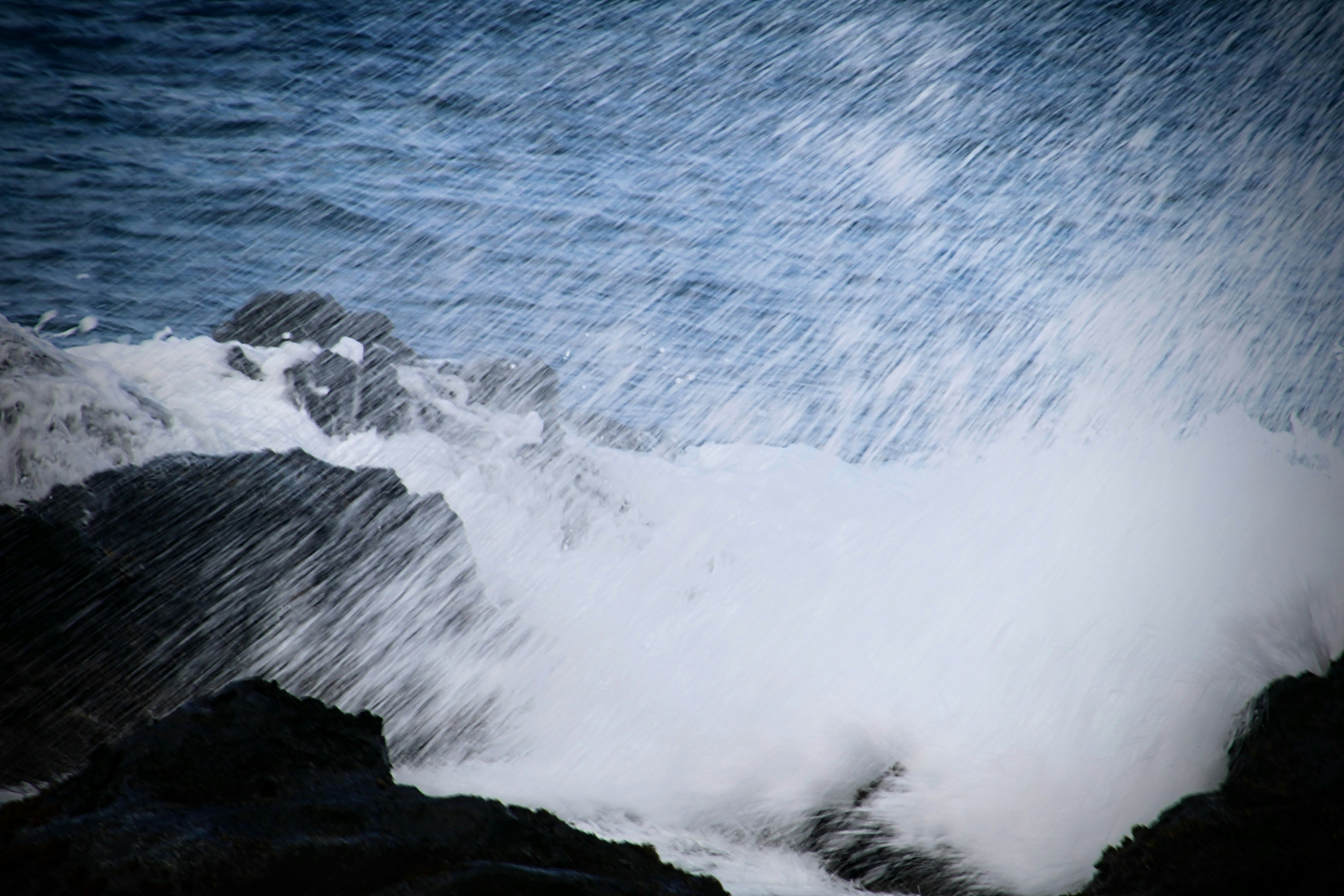 Une grosse vague s’écrasant sur un rivage rocheux photo – Photo La ...