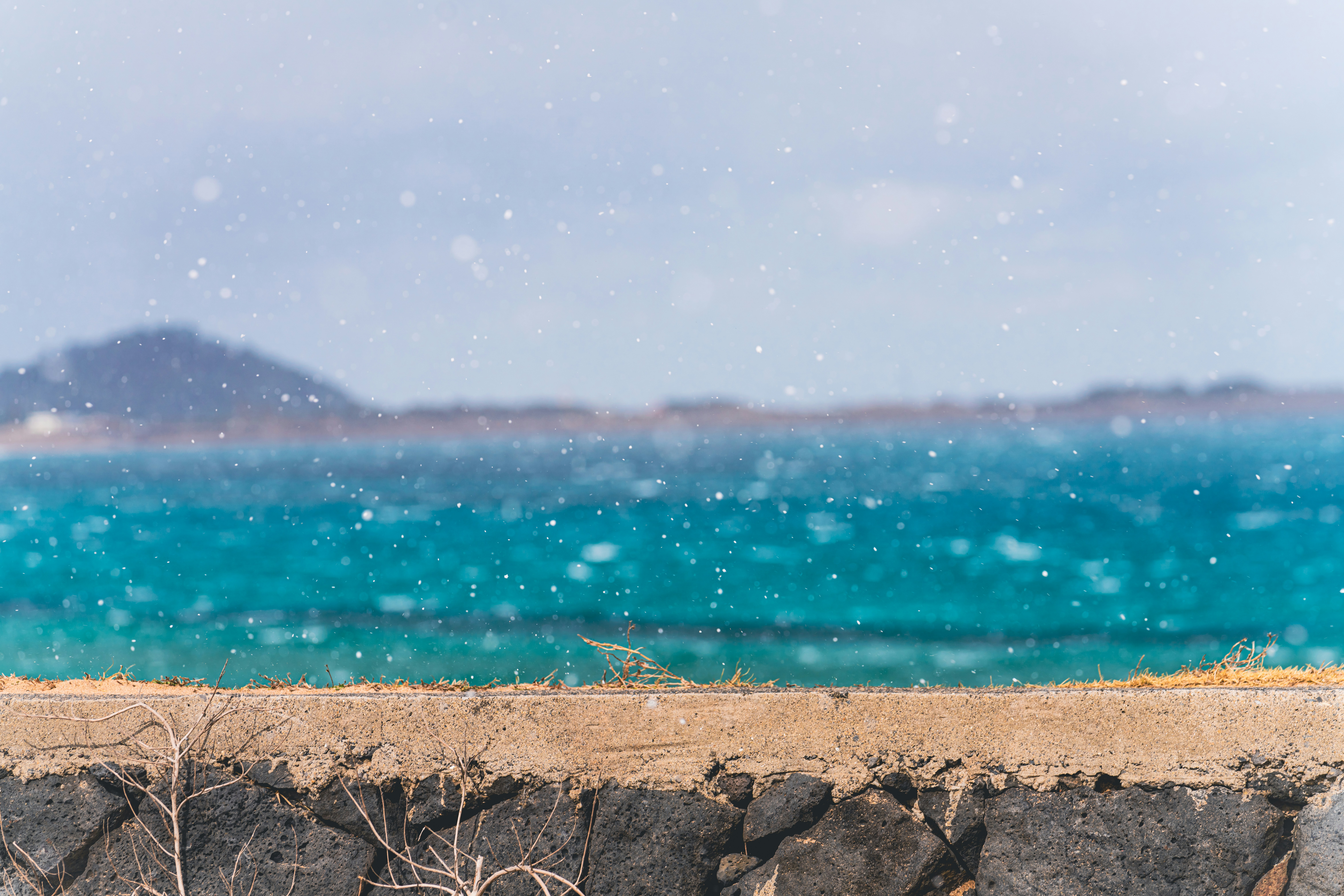 Captured the snow and the sea and the sky through the composition at the seaside when it was snowing