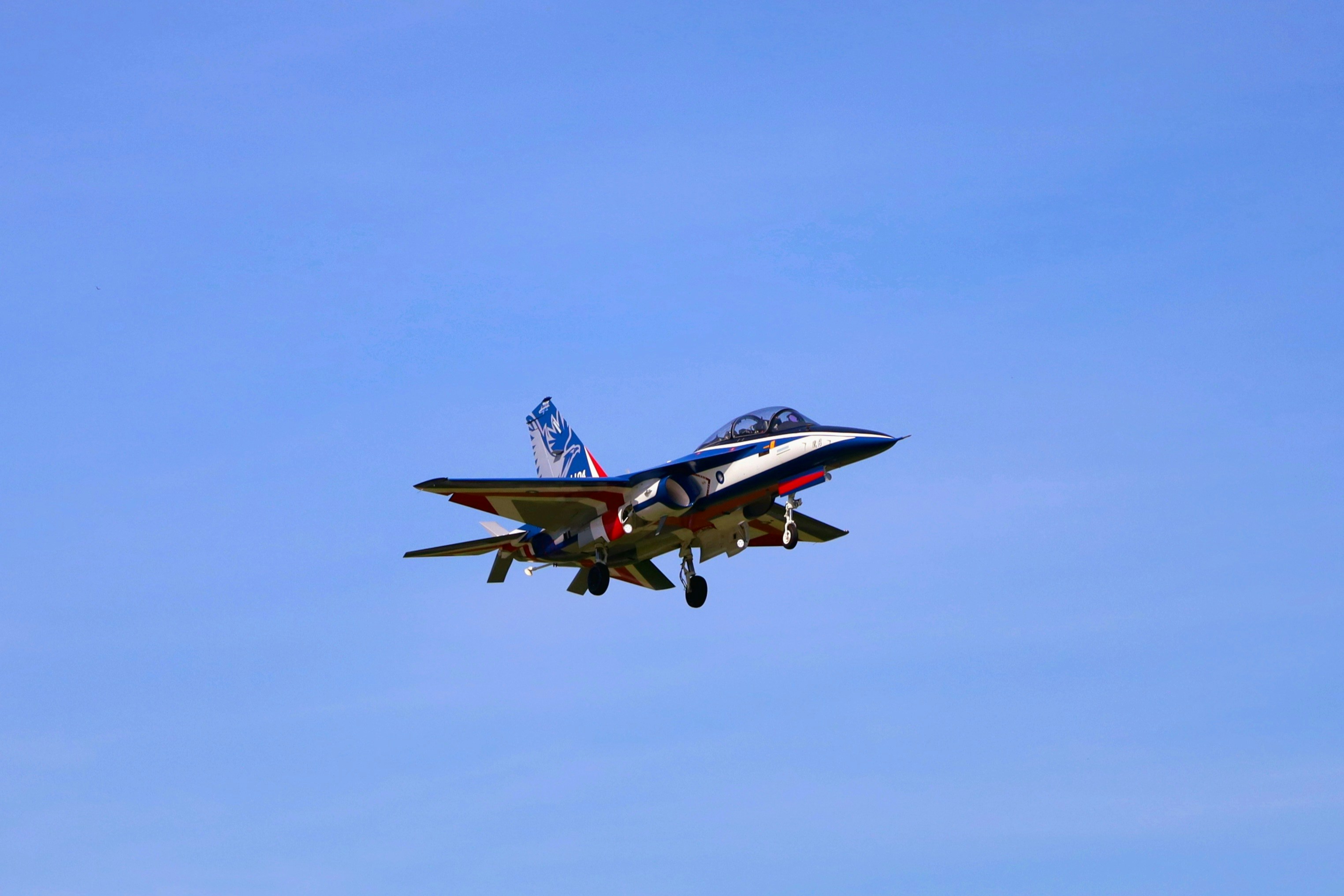 A fighter jet flying through a blue sky photo – Free Bird Image on Unsplash
