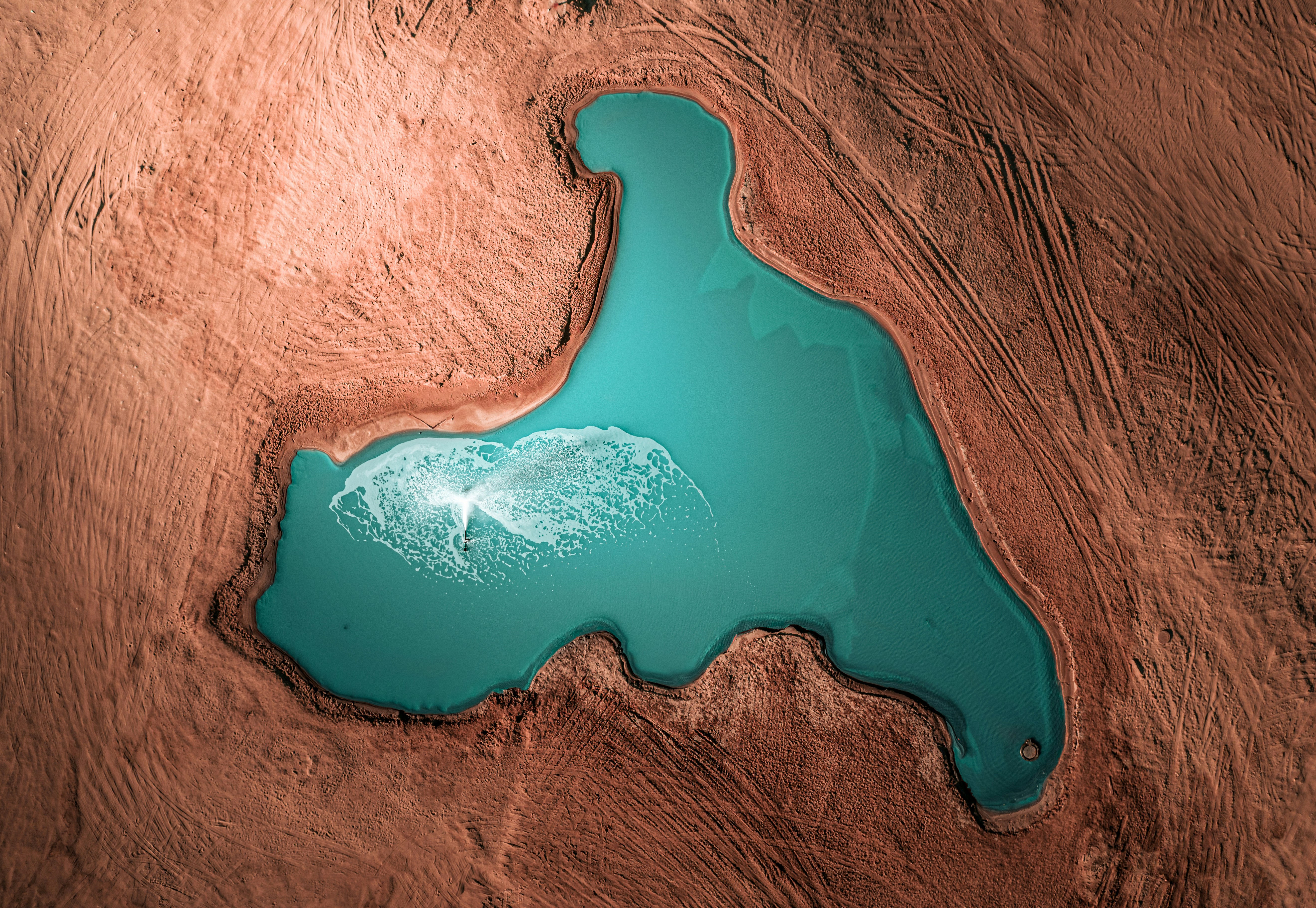 An aerial view of a lake in the desert photo – Free Nature Image on ...