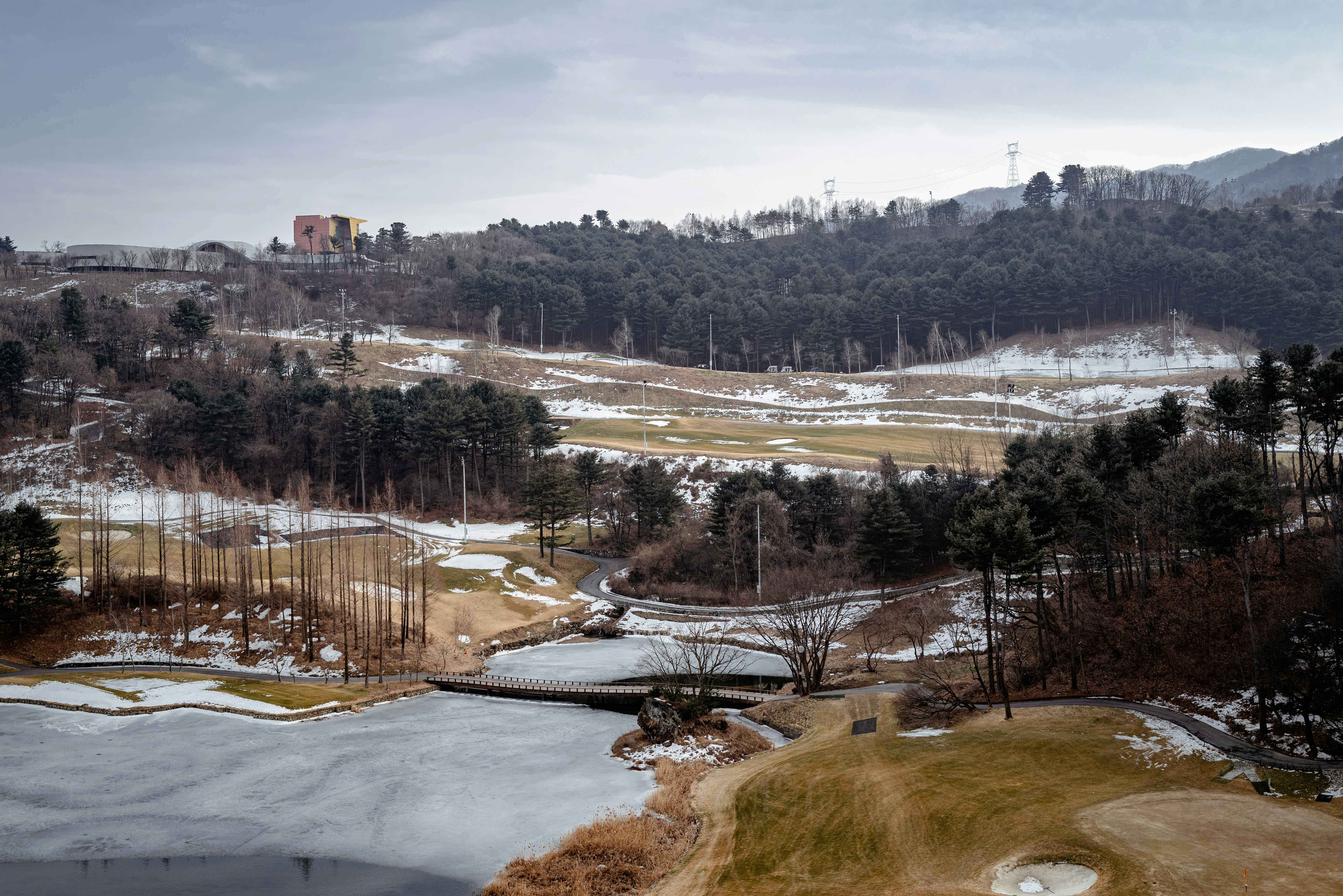 A scenic view of a golf course in the snow photo – Free Fir Image on ...