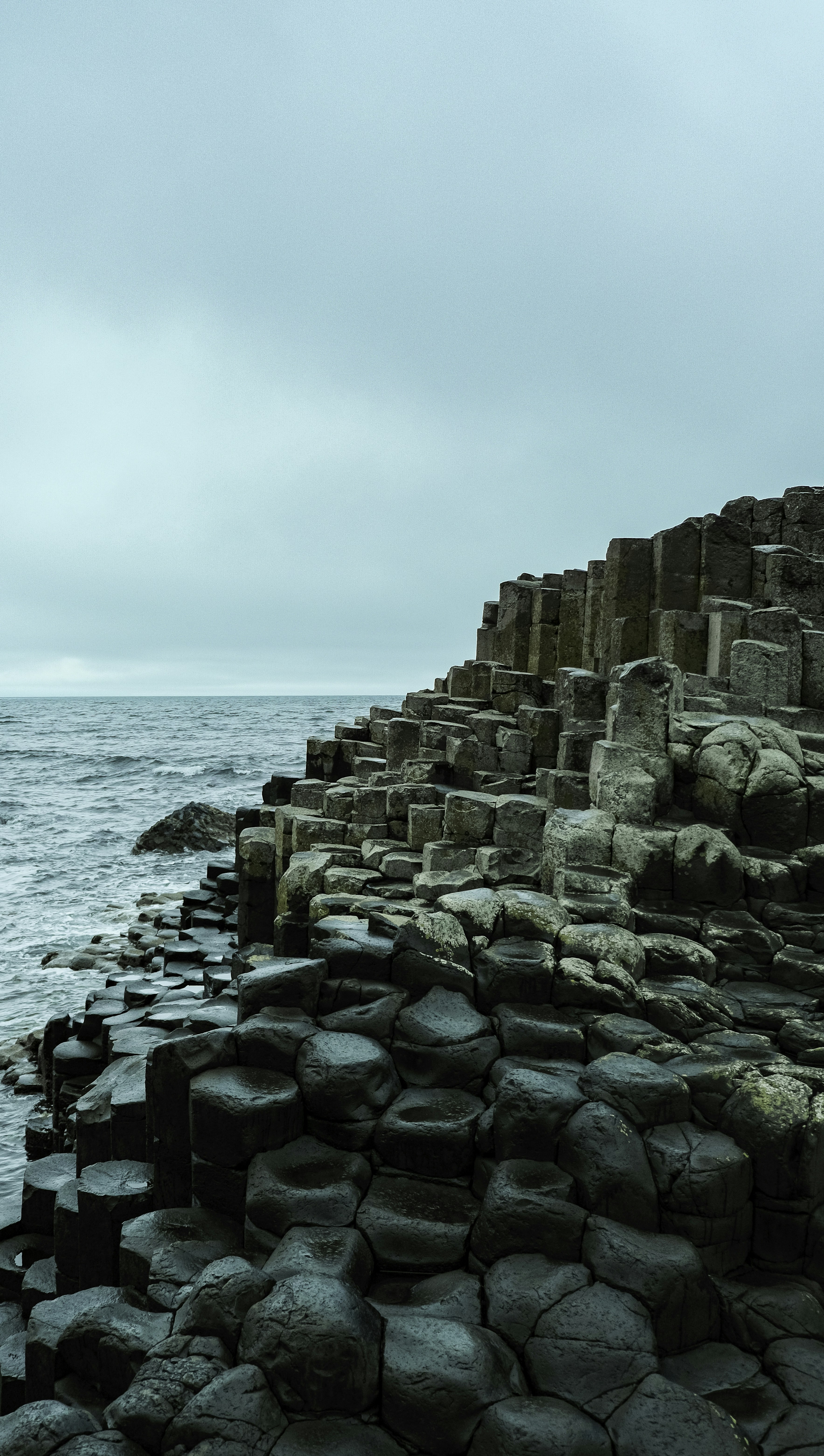 Un grand plan d’eau à côté d’une rive rocheuse photo – Photo Chaussée ...