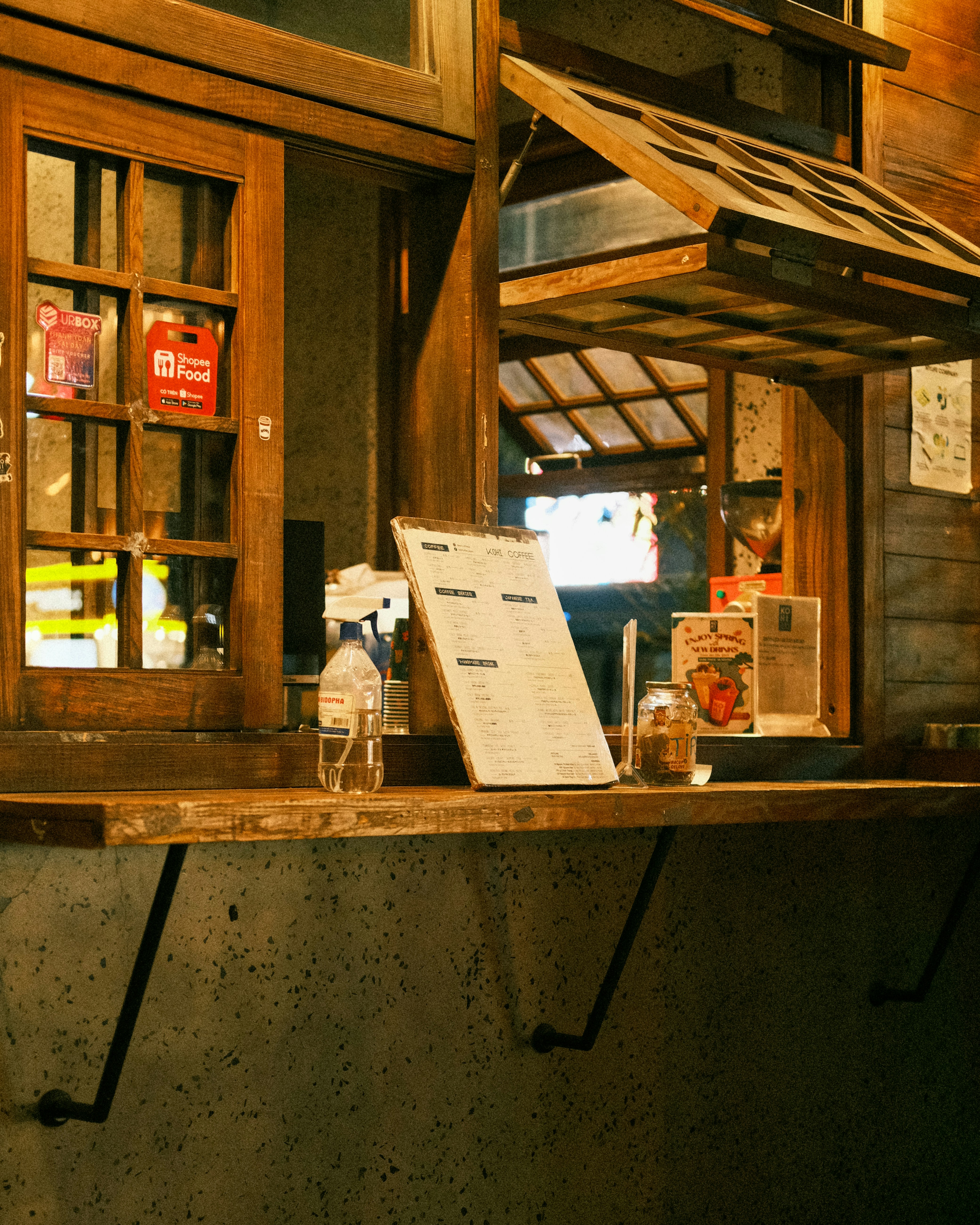 Un menú sentado encima de un mostrador de madera foto – Imagen de ...