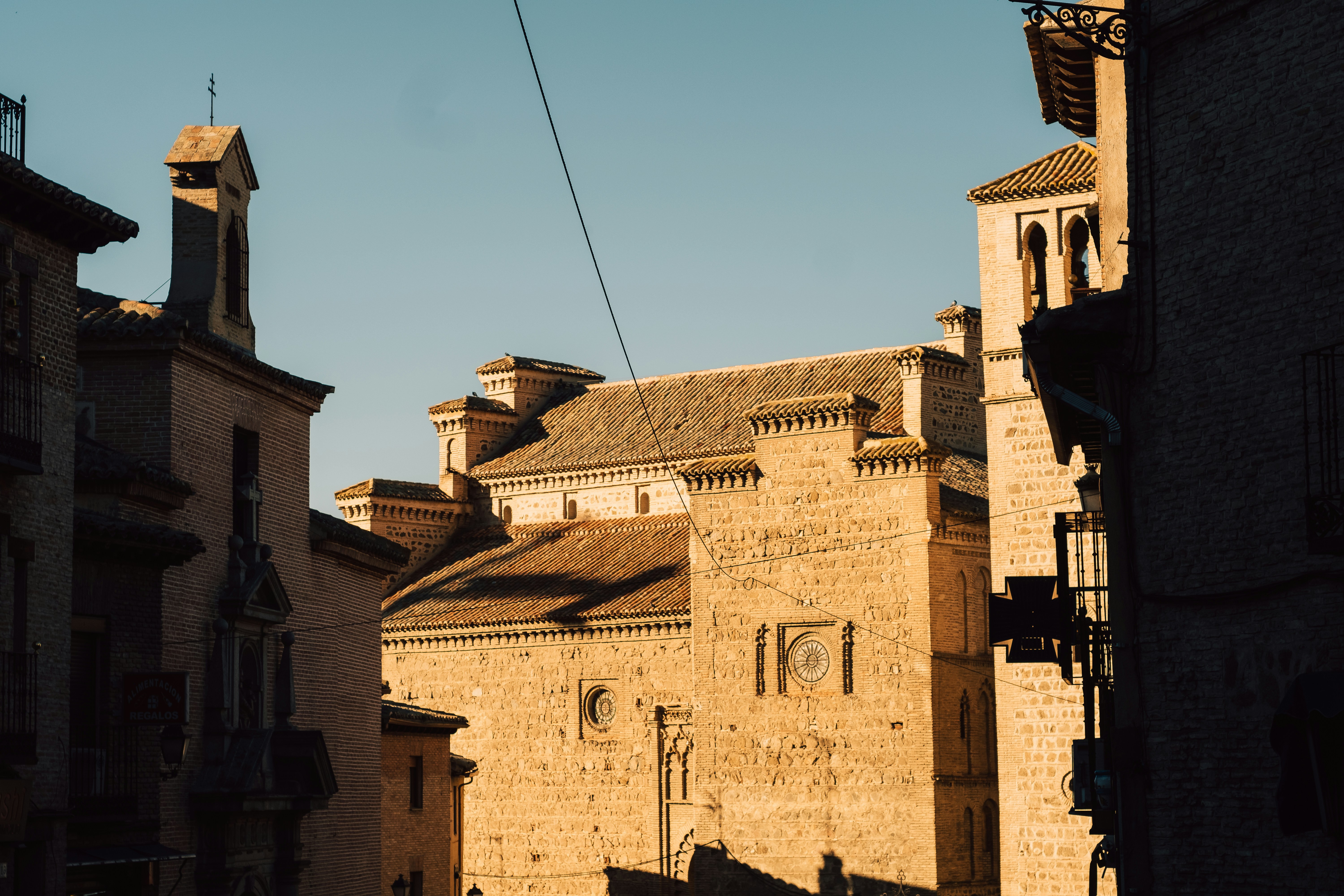 Foto Un edificio con un reloj en la parte superior – Imagen Toledo gratis en Unsplash
