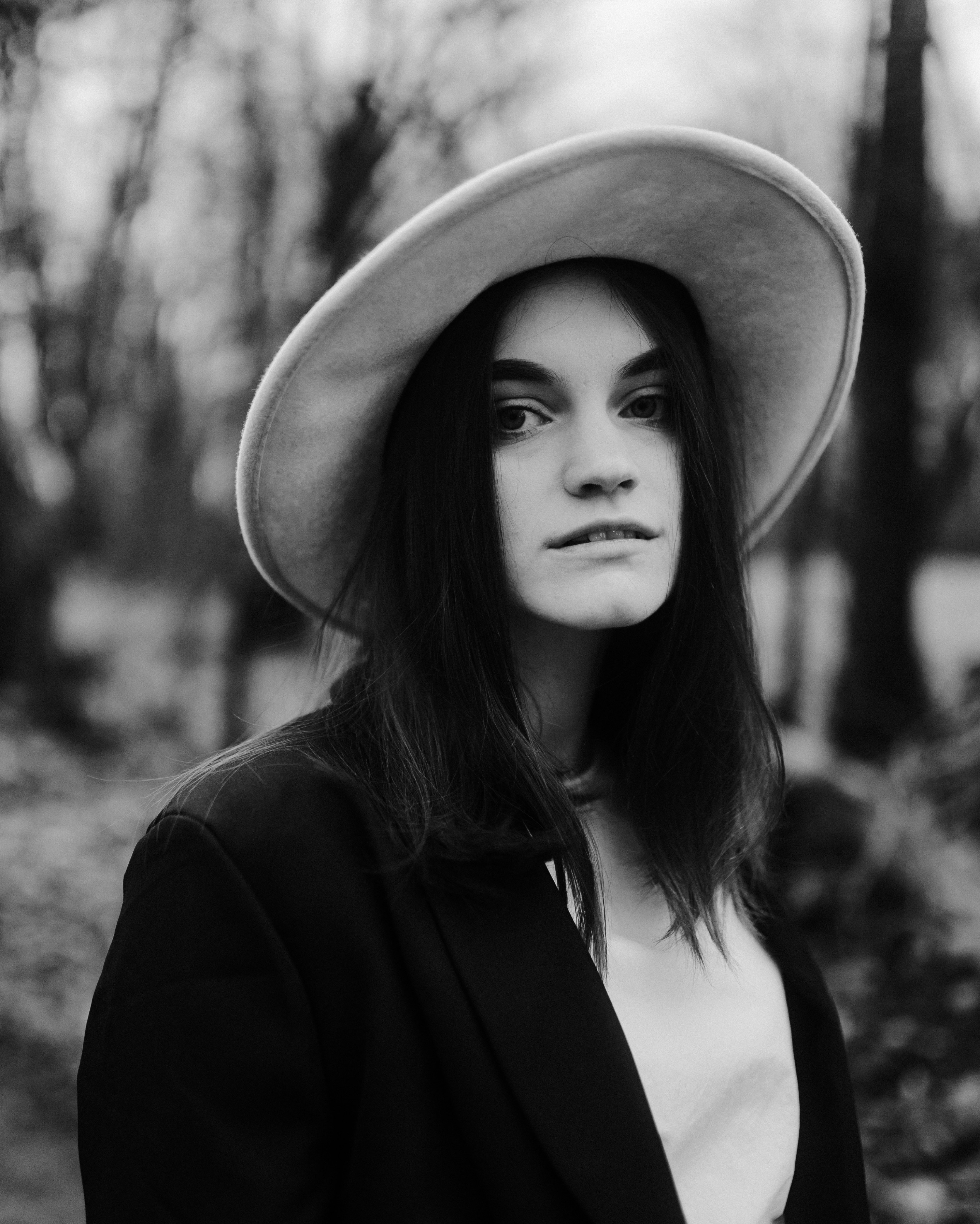 50,000+ Girl With Hat Pictures | Download Free Images on Unsplash