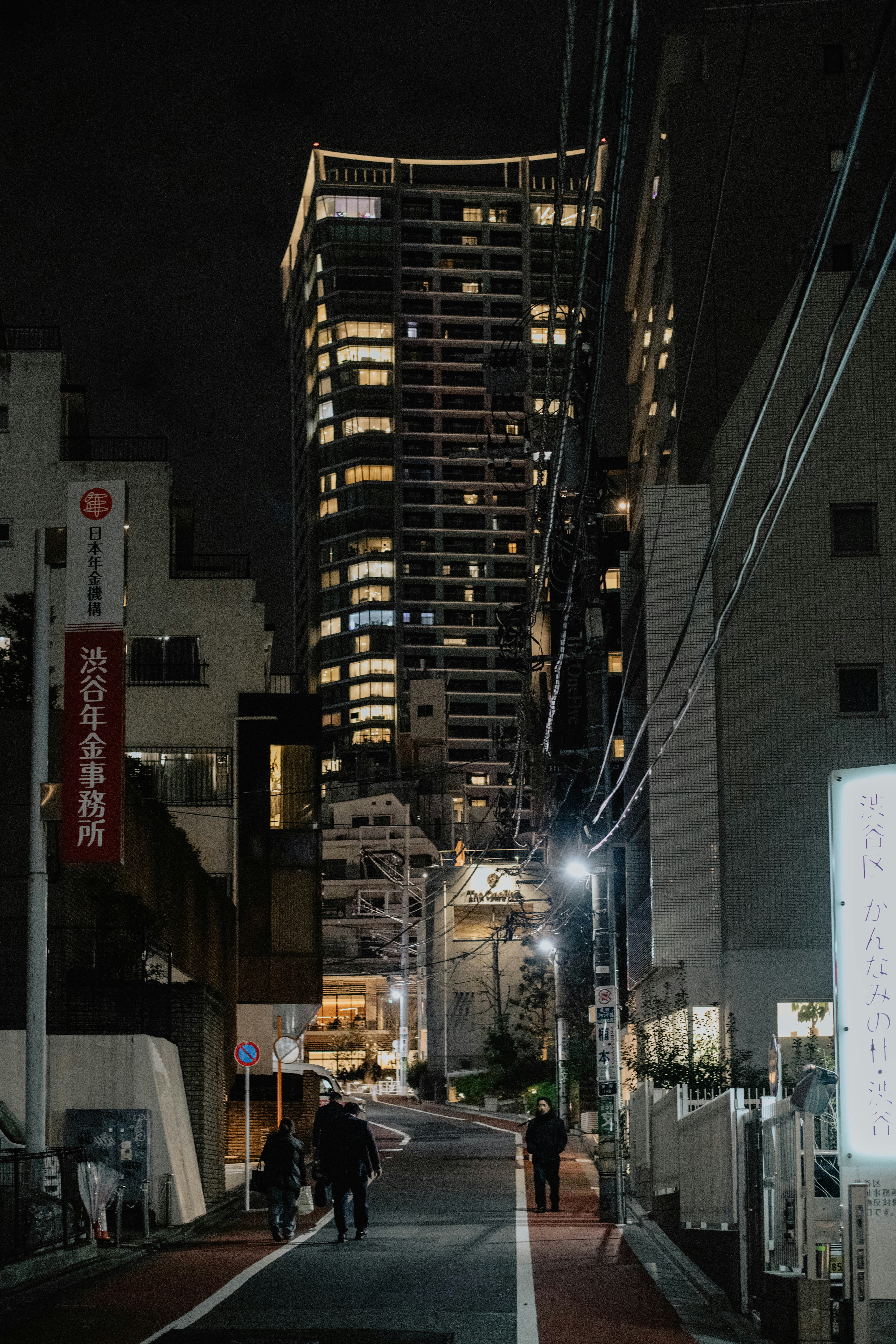 Um casal de pessoas andando por uma rua à noite foto – Imagem grátis sobre Tóquio na Unsplash