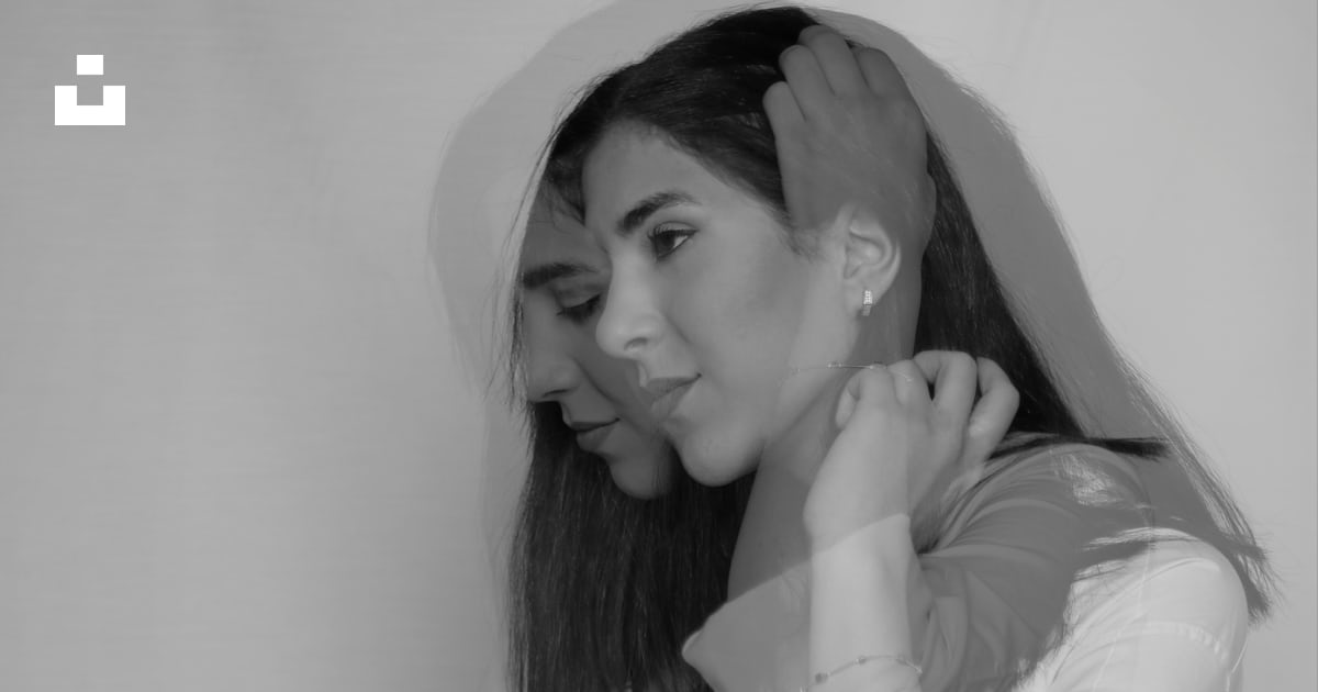 Foto Una Mujer Sentada En El Suelo Con Las Manos En La Cabeza Imagen