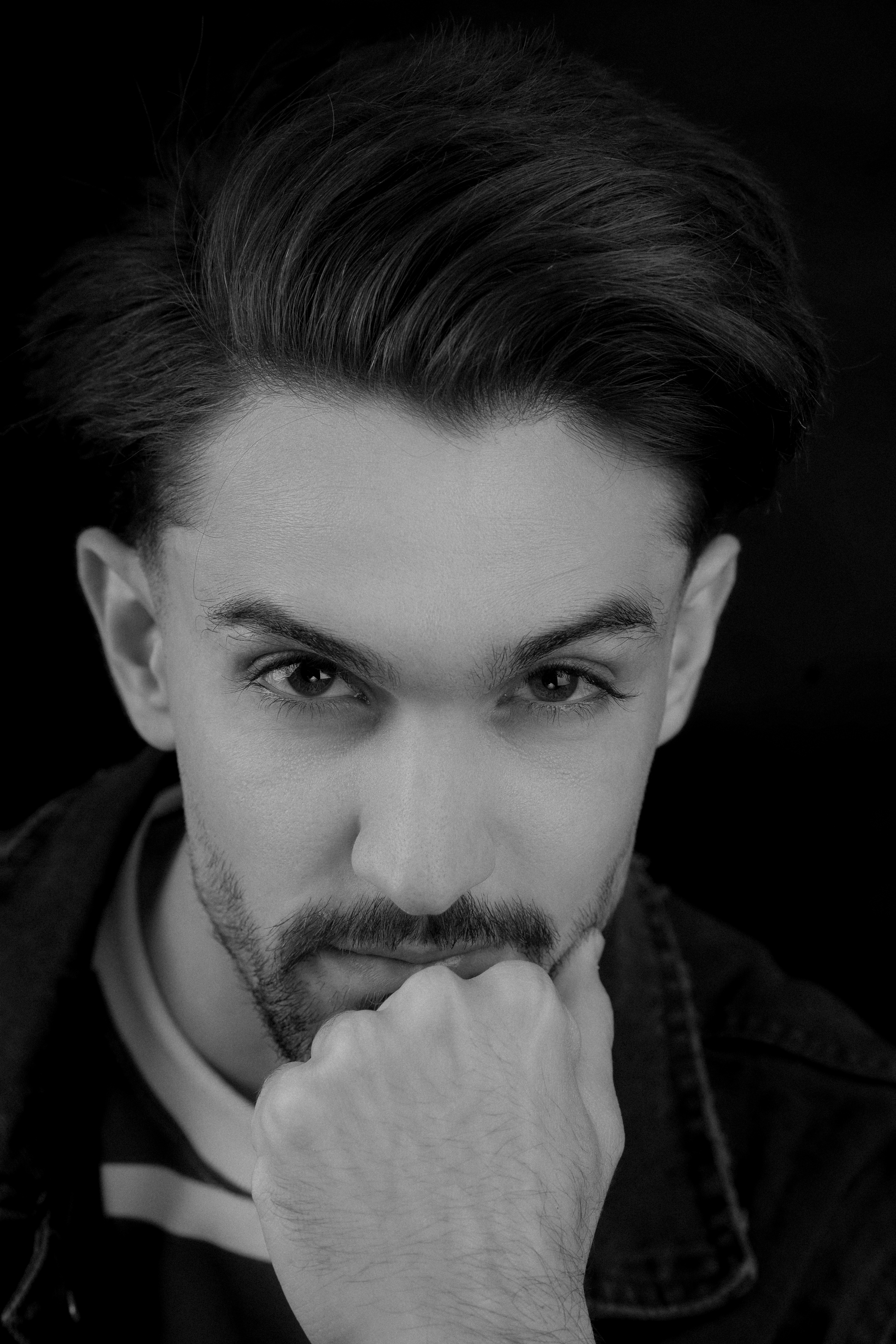 Une photo en noir et blanc d’un homme avec une barbiche photo – Photo ...