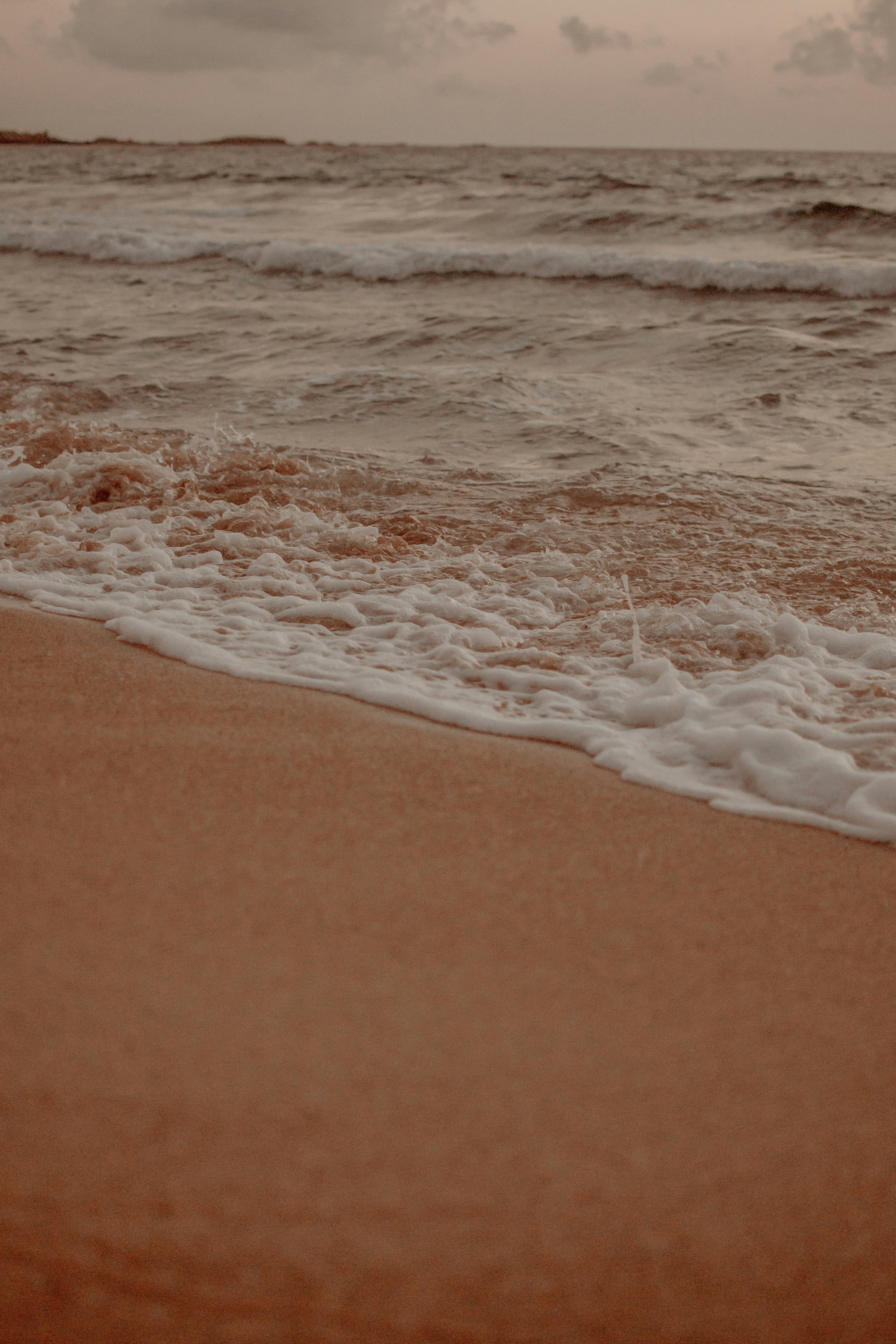 Foto zum Thema Ein Strand mit Wellen, die ans Ufer kommen – Kostenloses ...