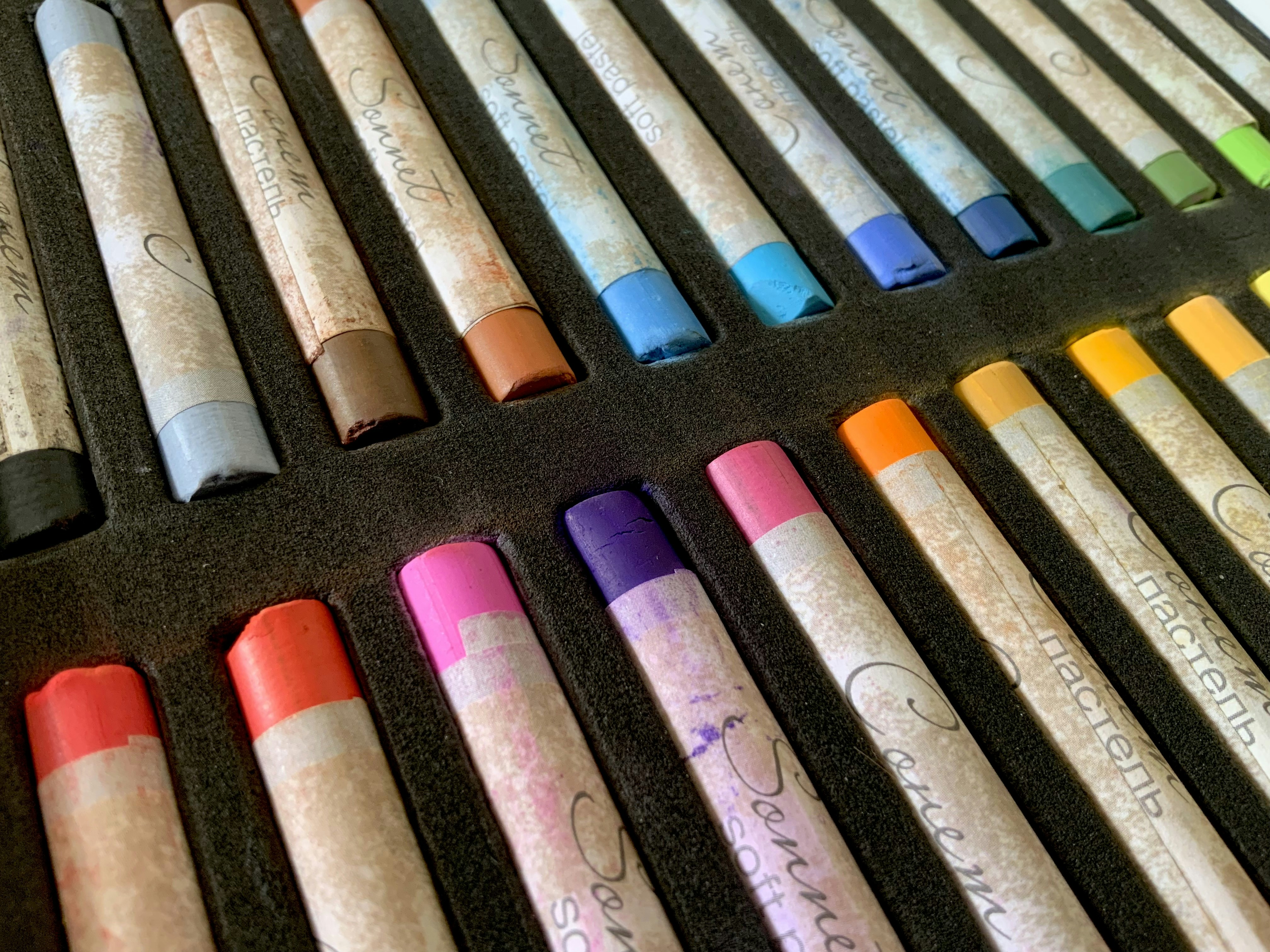 Un montón de crayones de diferentes colores en una caja foto – Imagen ...