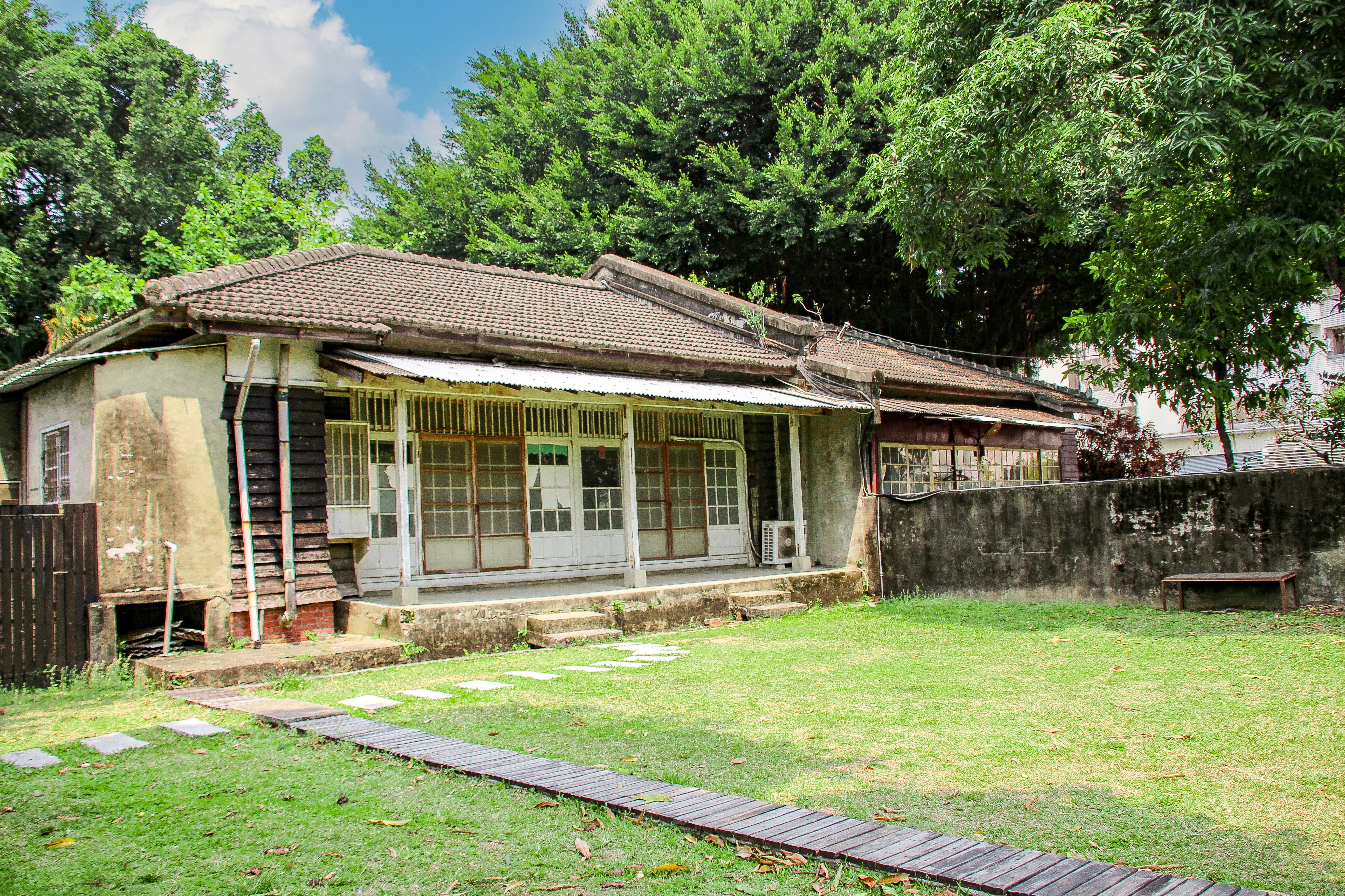 Sunlit Veranda: a quiet rural dwelling under leafy skies