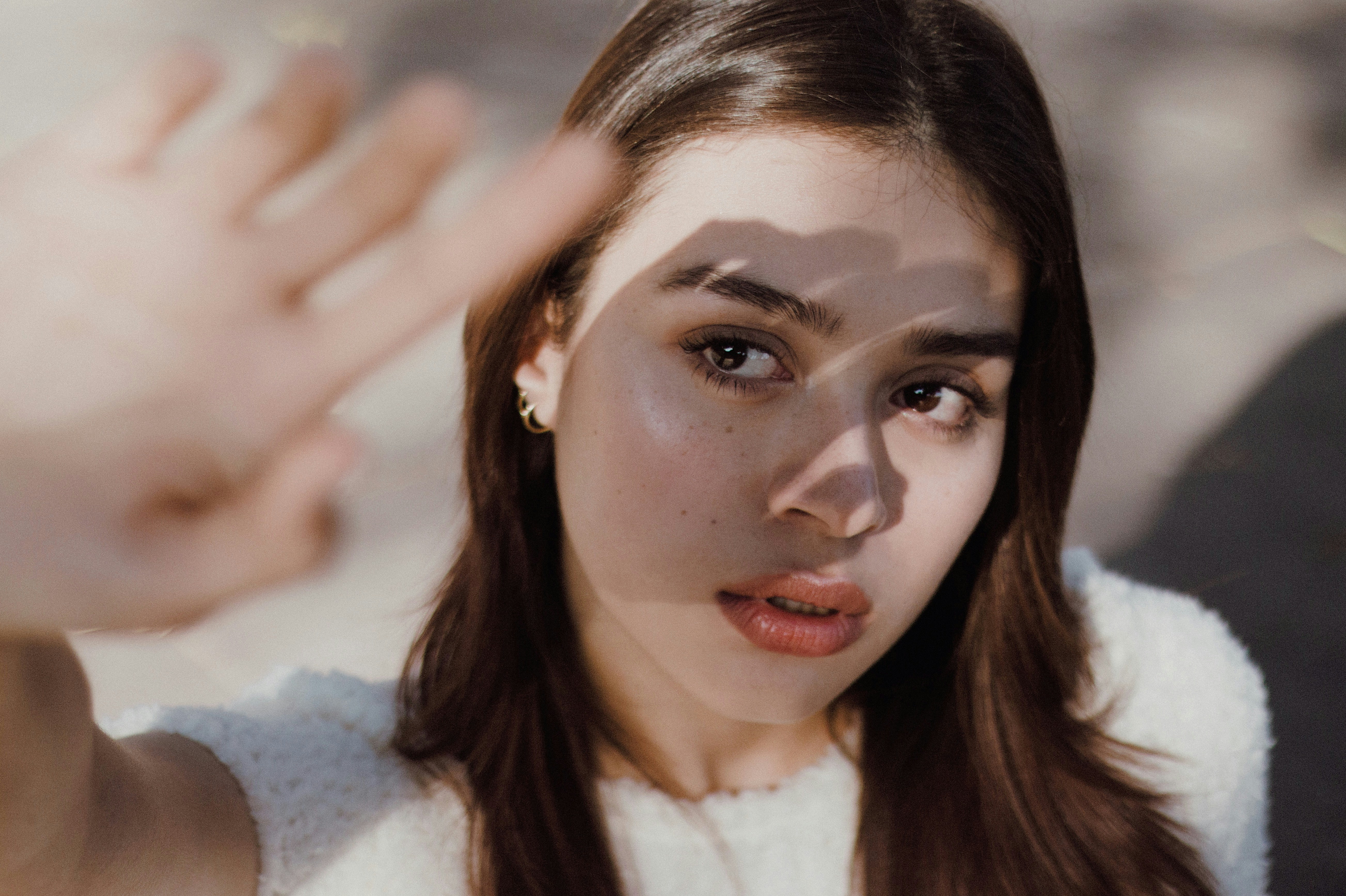 Foto Una mujer con la mano en alto – Imagen Retrato gratis en Unsplash